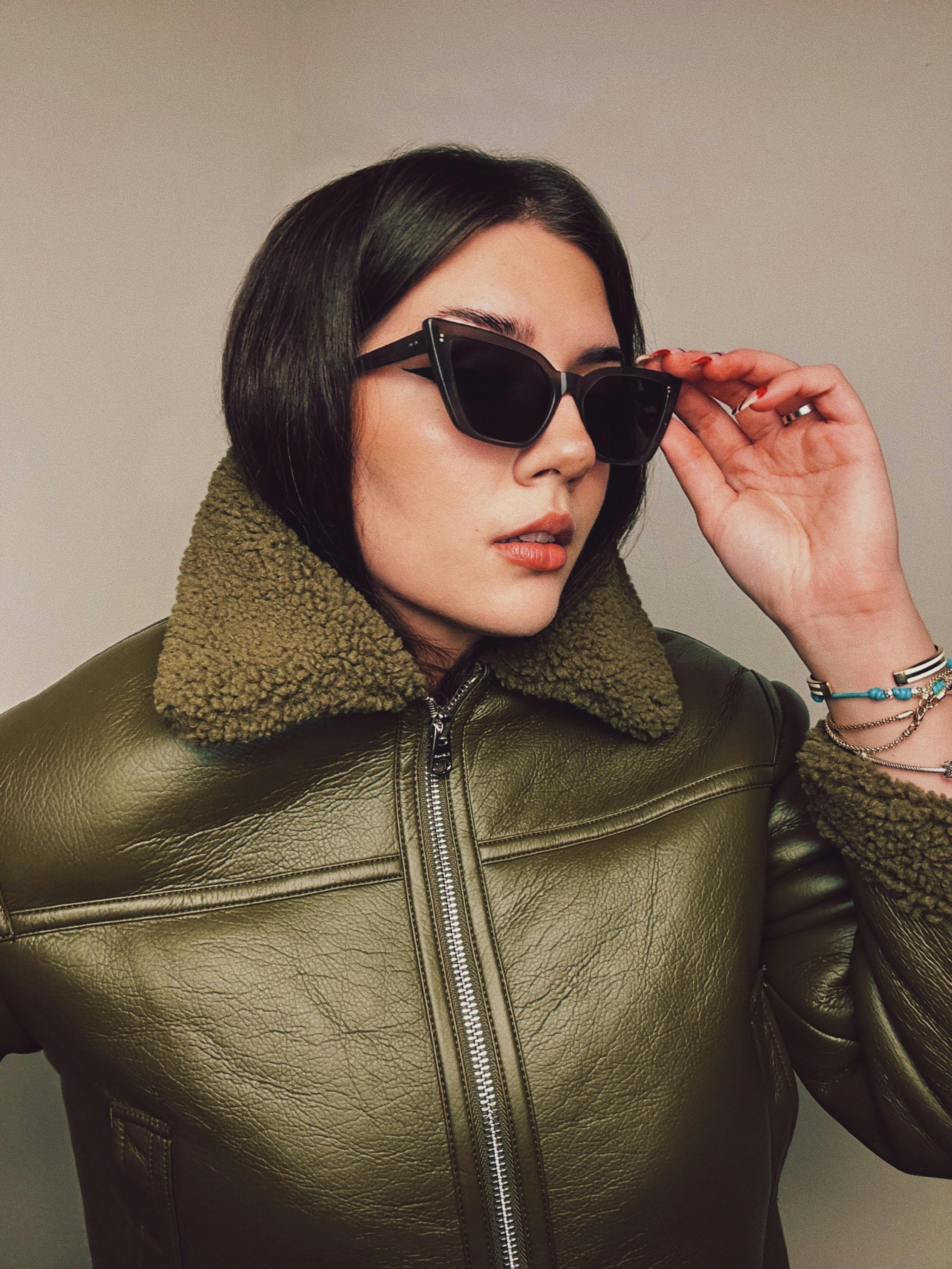 Timeless Elegance: Bold Cat-Eye Sunglasses · Free Stock Photo