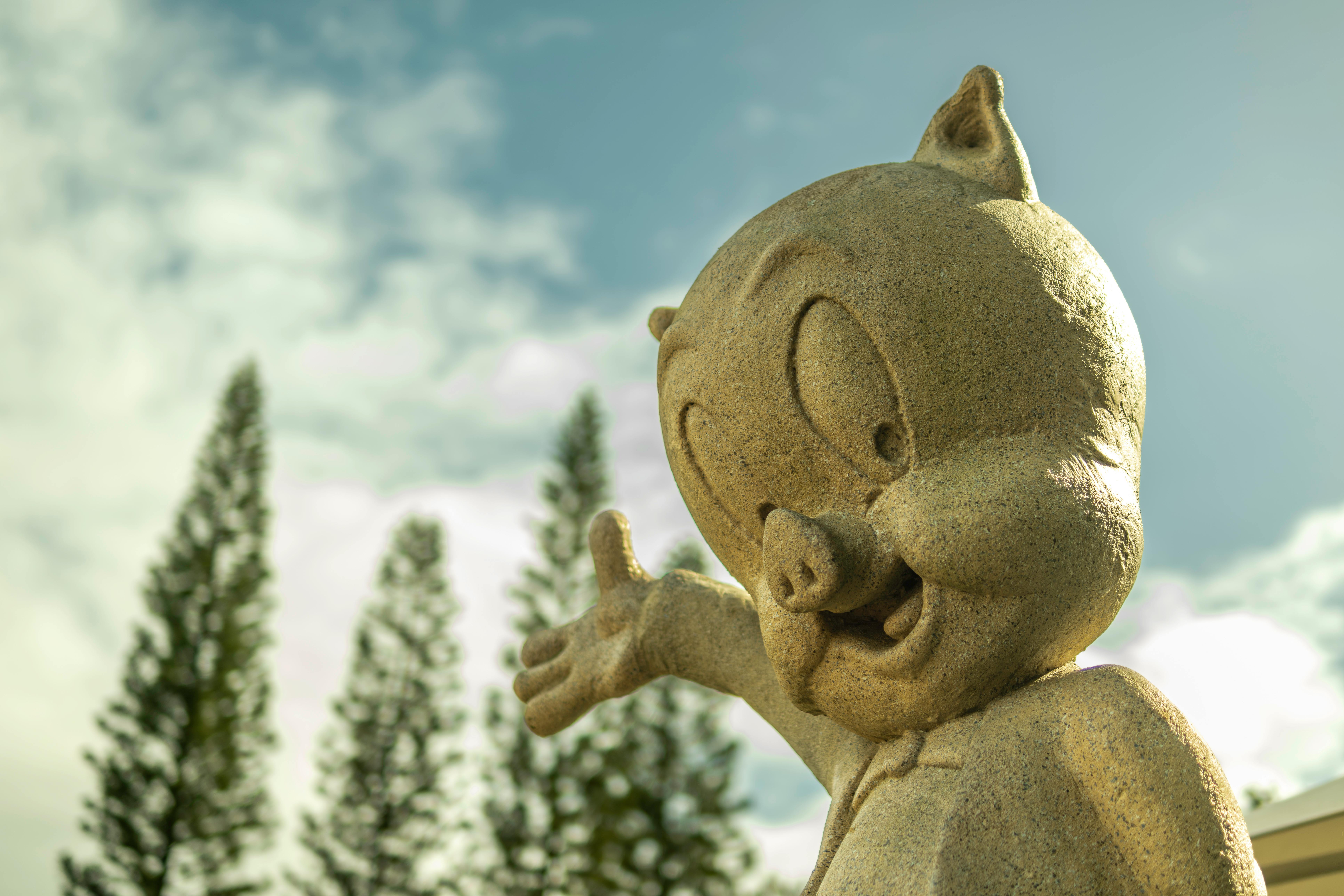 Porky pig statue · Free Stock Photo