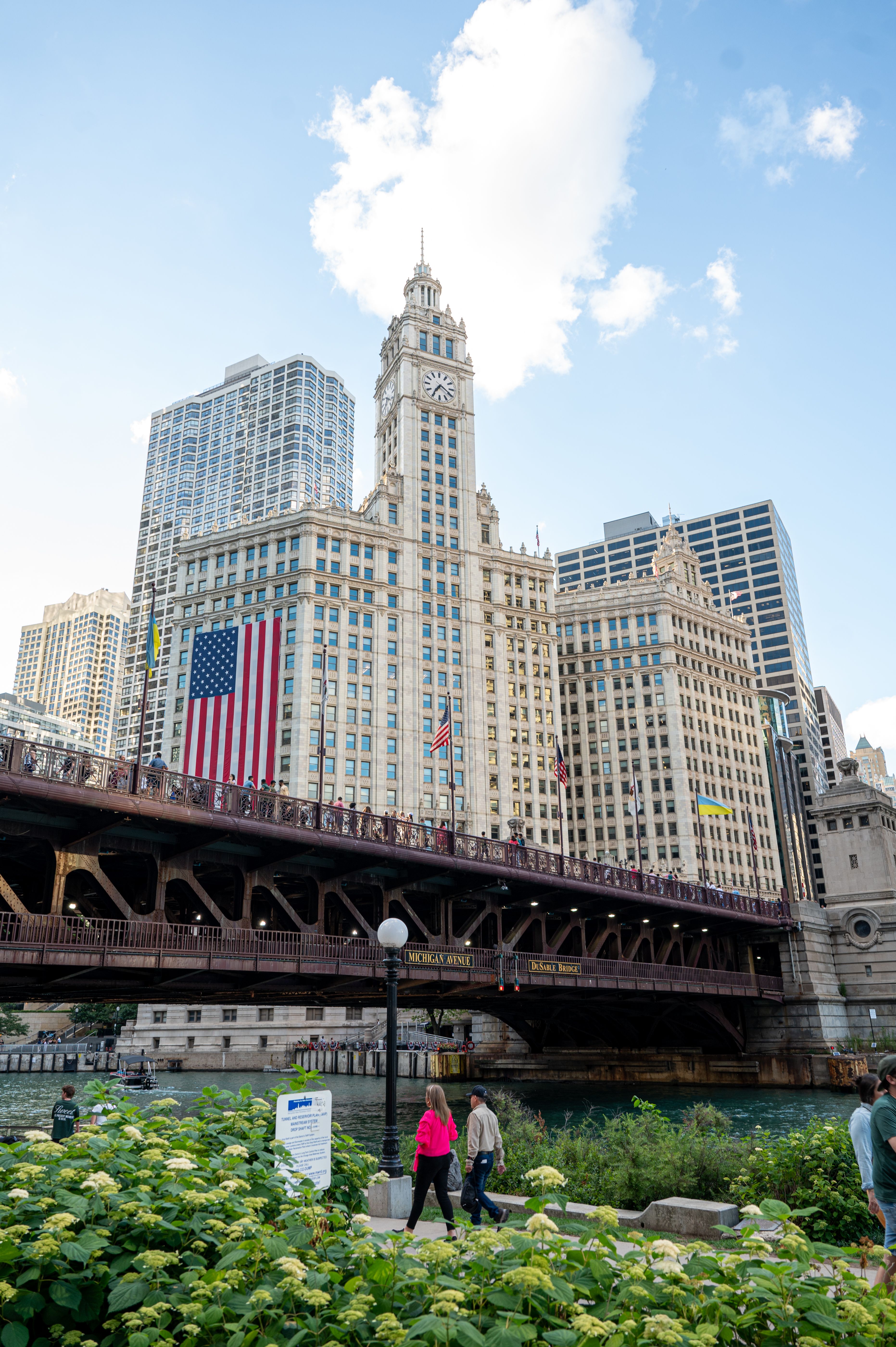 Chicago riverwalk and chicago skyline · Free Stock Photo