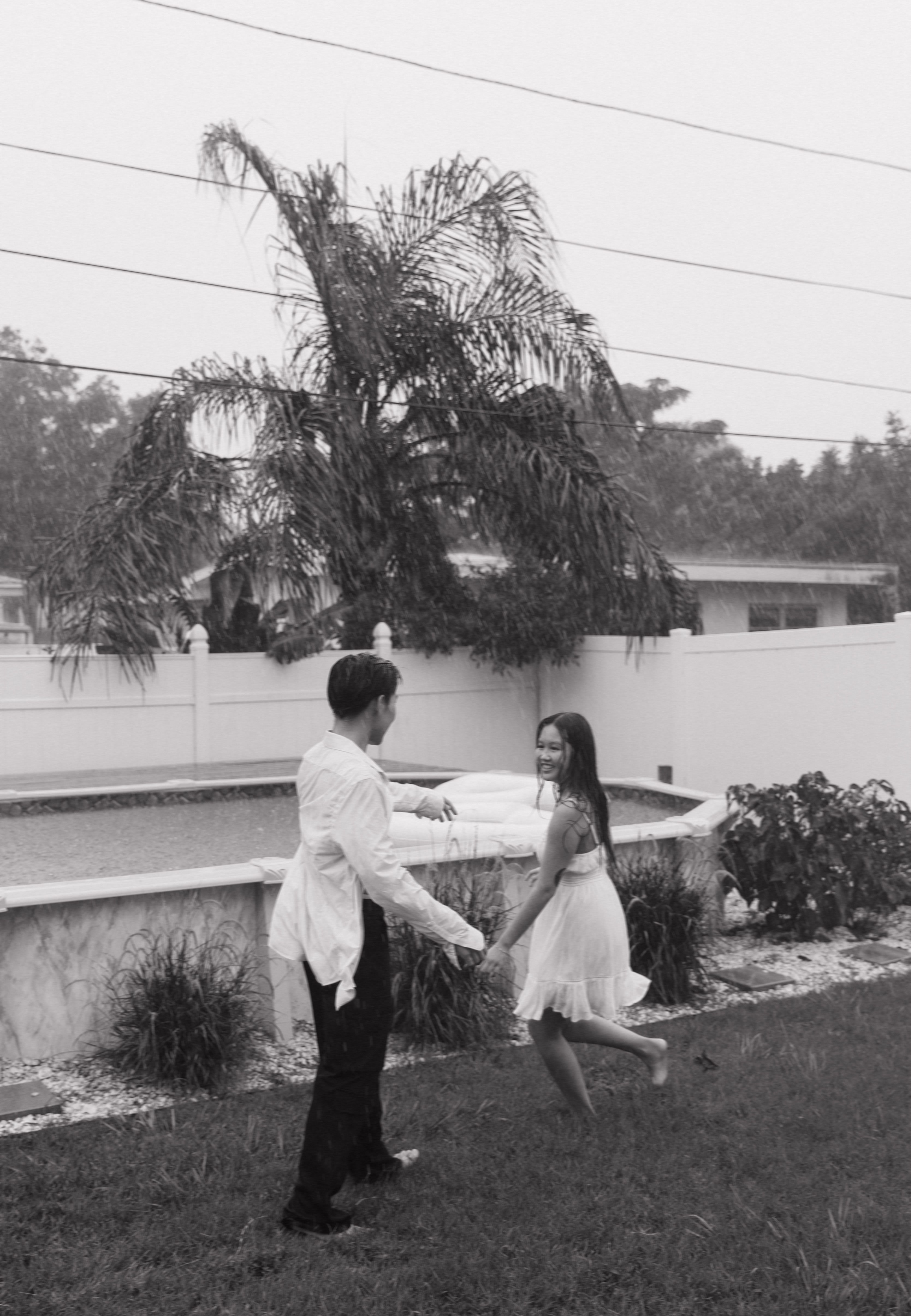 Couple Dancing in Garden in Black and White · Free Stock Photo