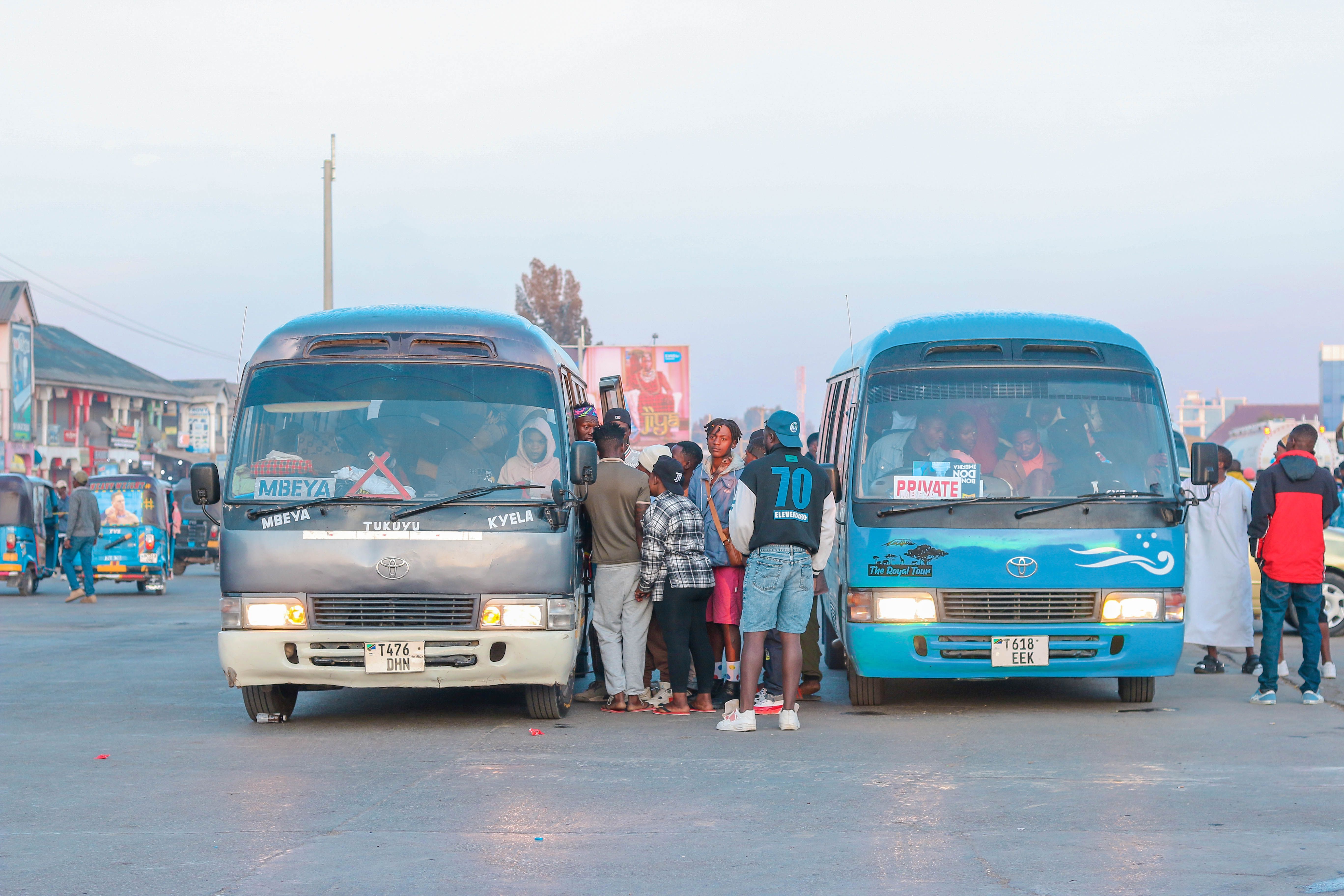 15.605+ Fotos y Imágenes de Three school buses Gratis · Banco de Fotos ...