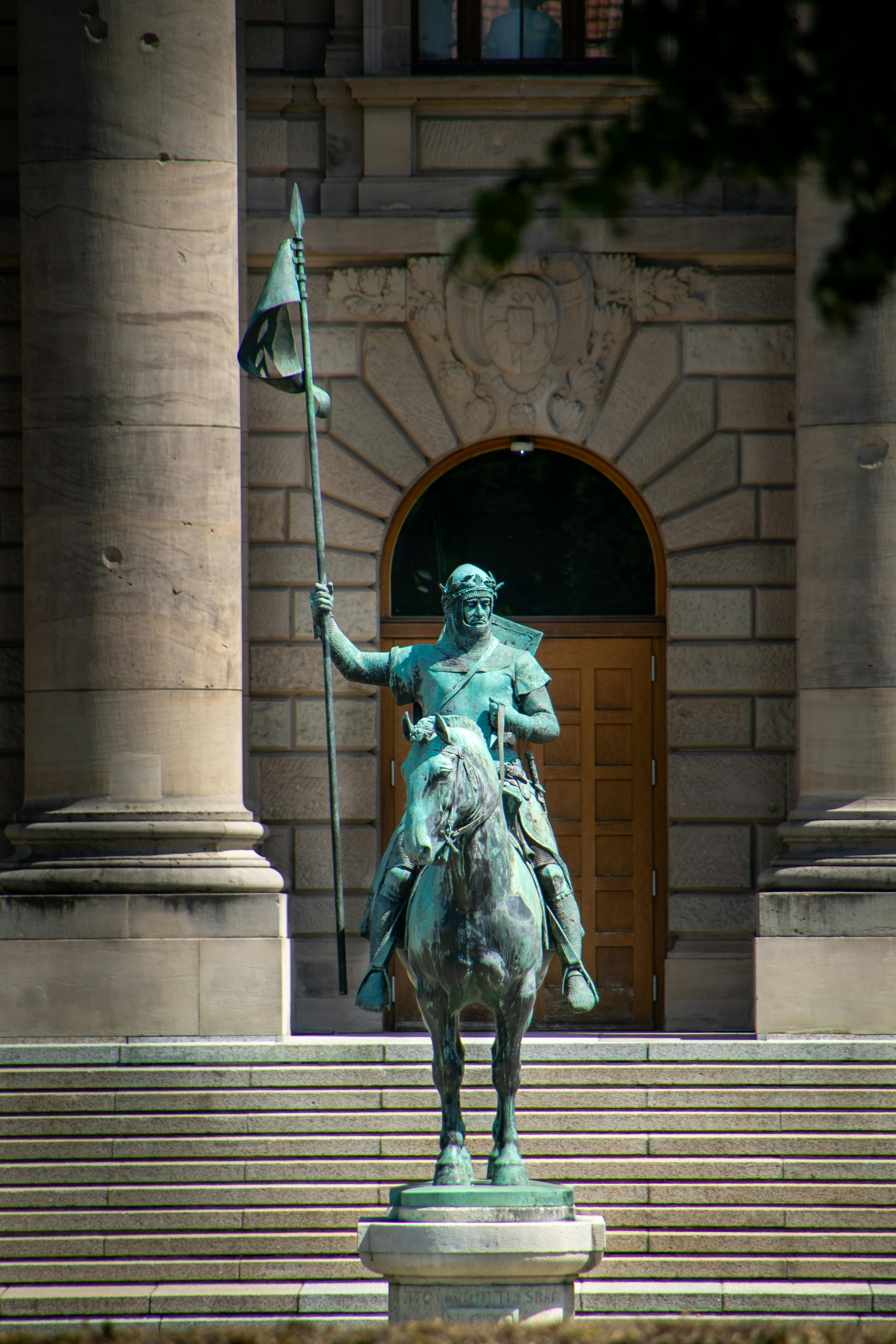 Middle age statue · Free Stock Photo