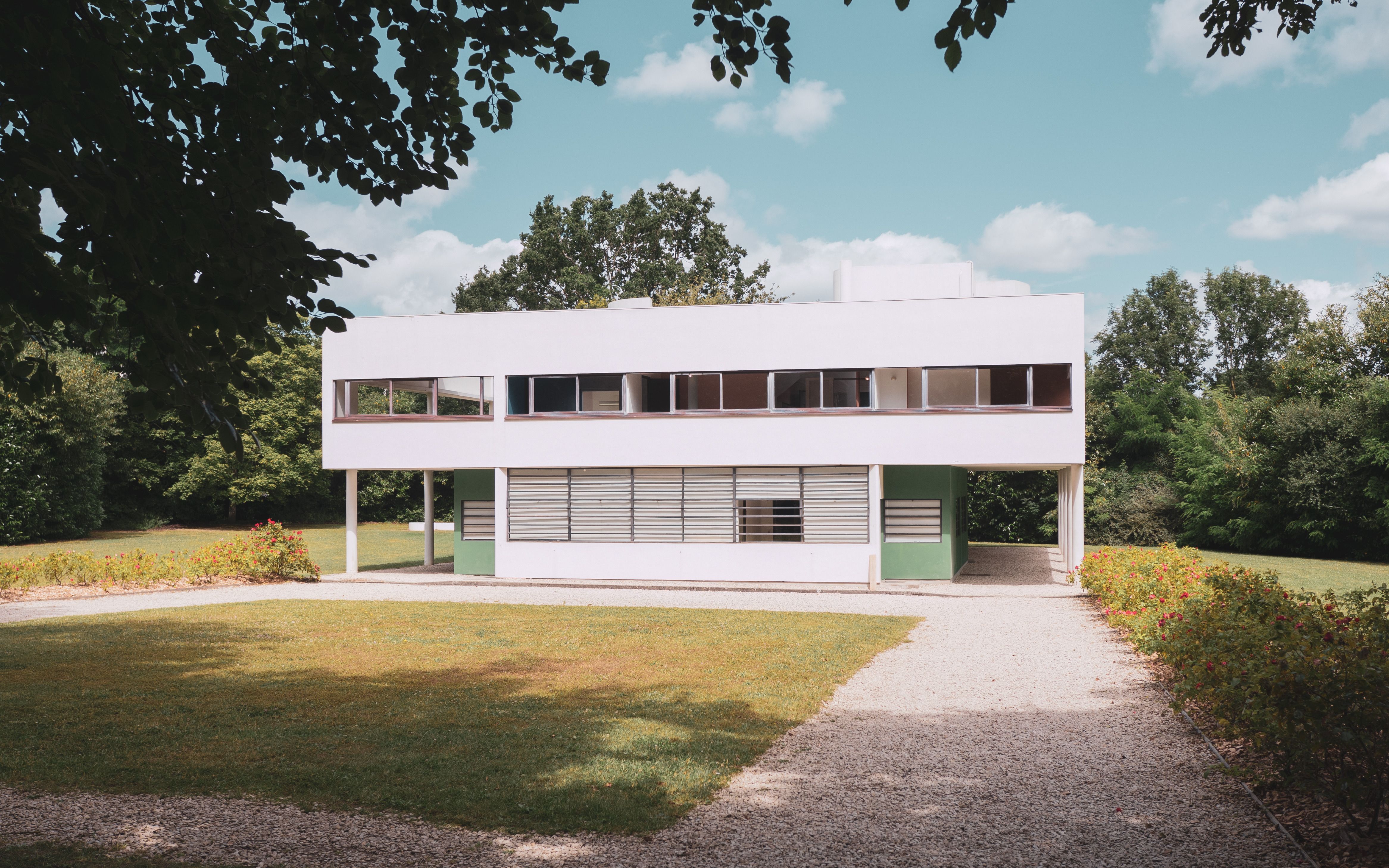 Exterior of a Modern, Abandoned Building · Free Stock Photo