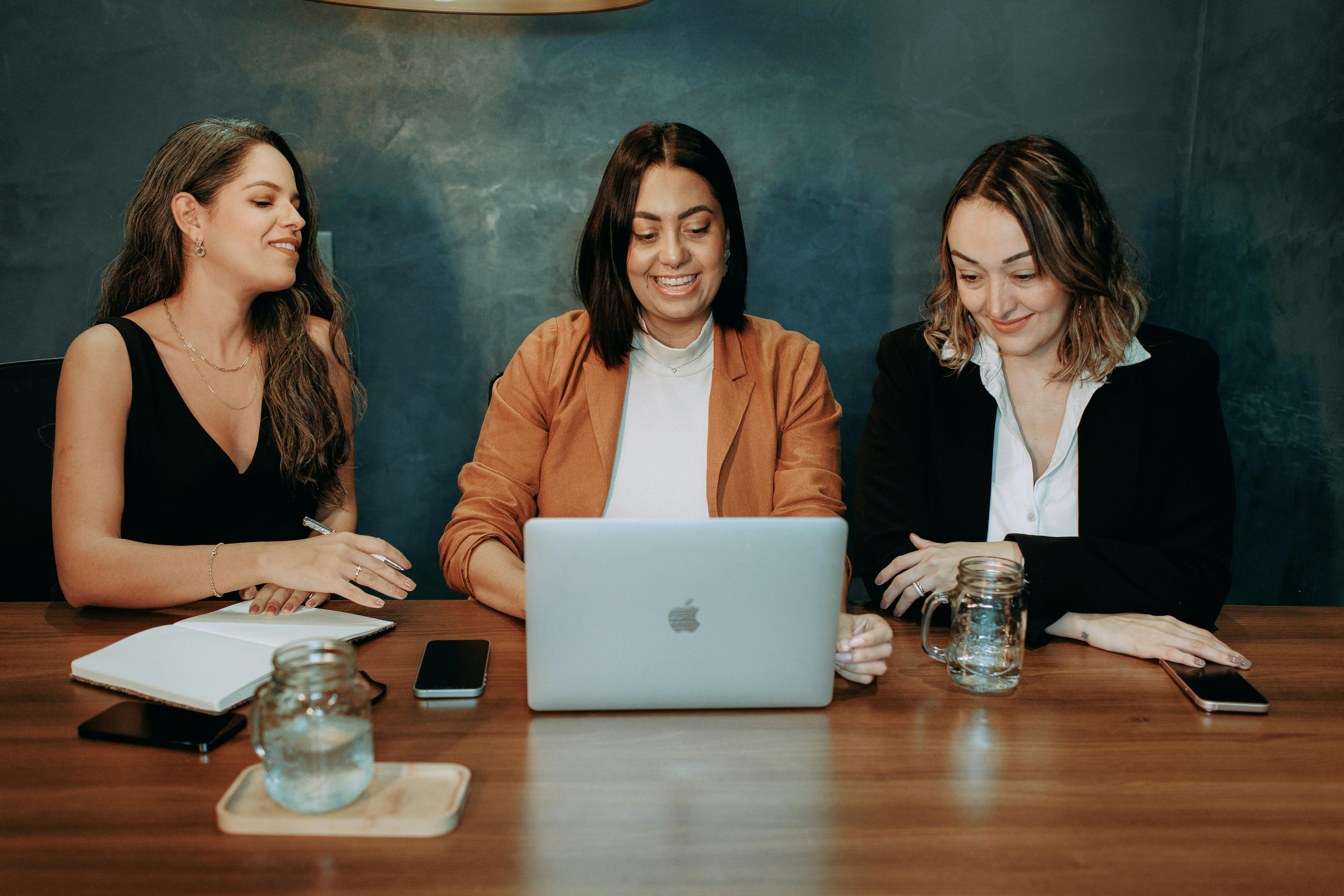 Women at a Meating, Using Laptop at a Wooden Table · Free Stock Photo