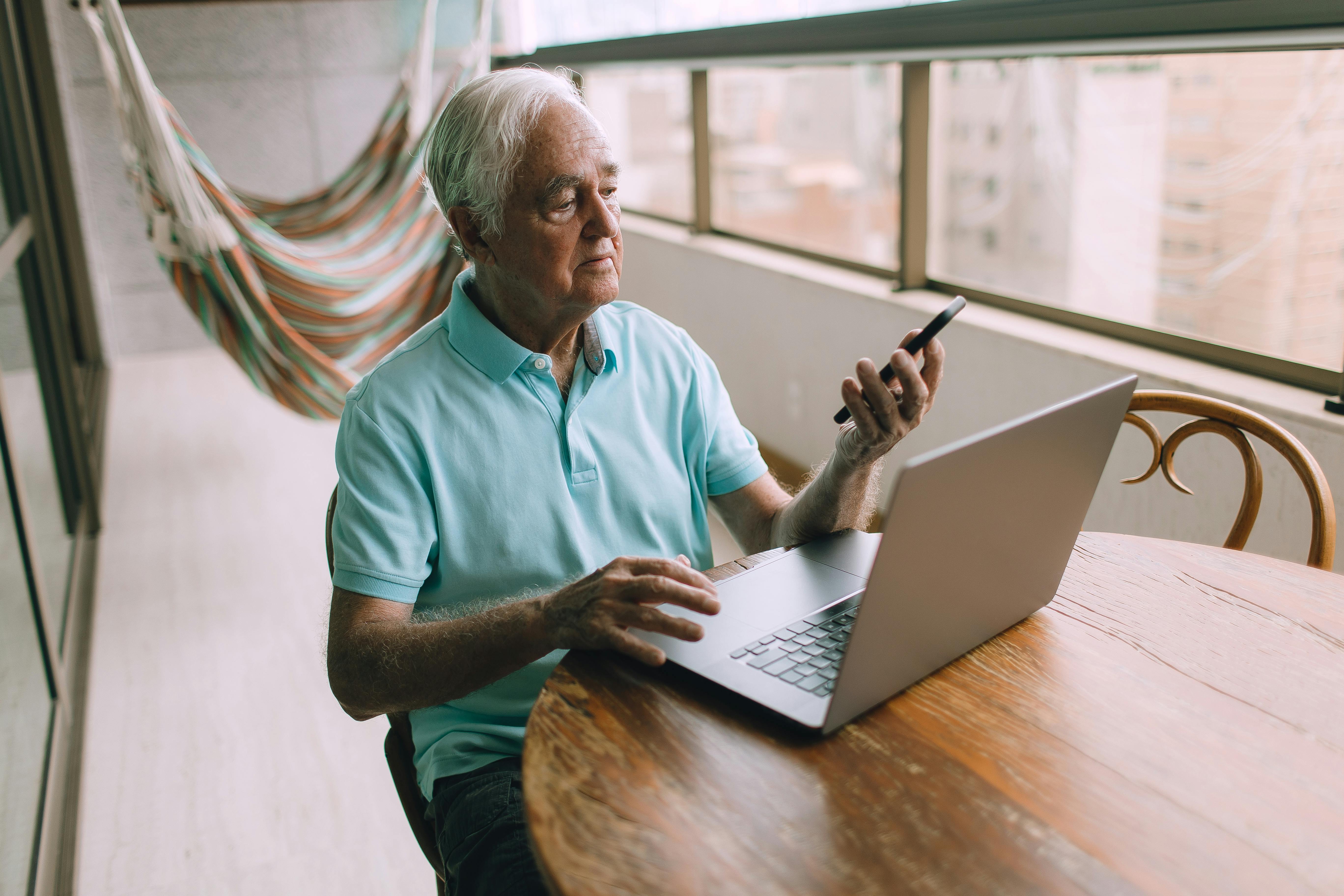 Man Scrolling Laptop Video Photos, Download The BEST Free Man Scrolling ...