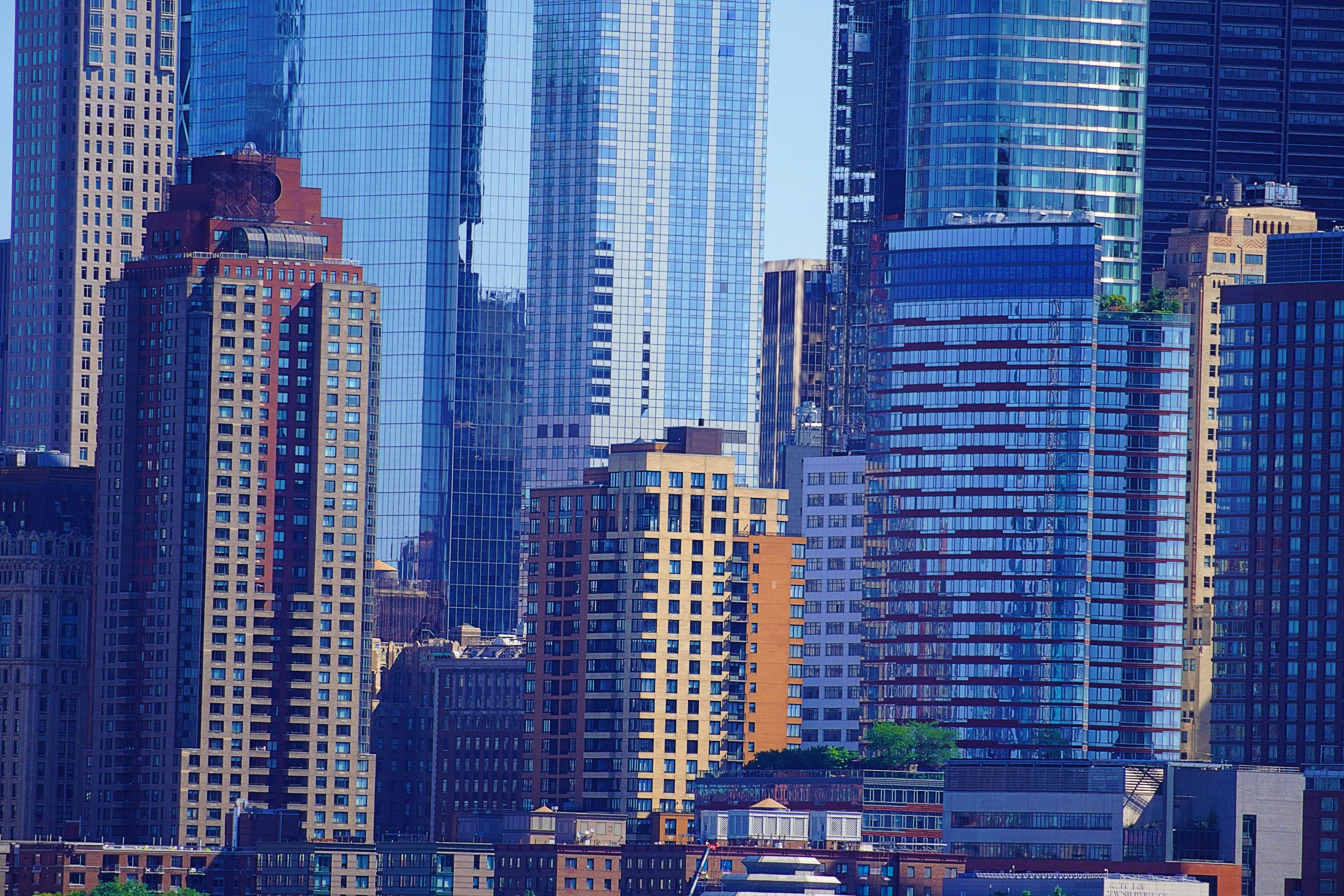 A large city skyline with tall buildings · Free Stock Photo