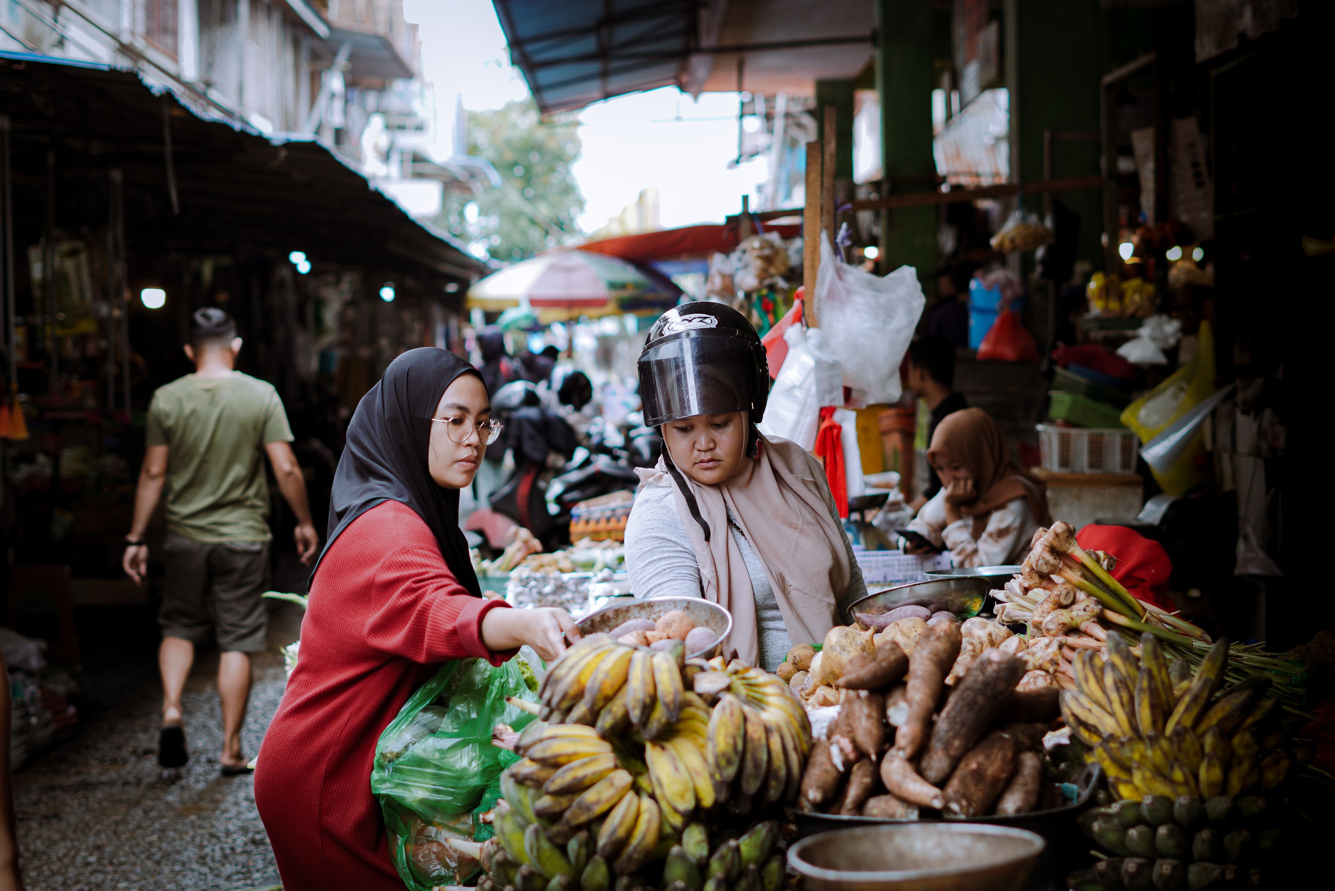 People on Traditional Food Market · Free Stock Photo