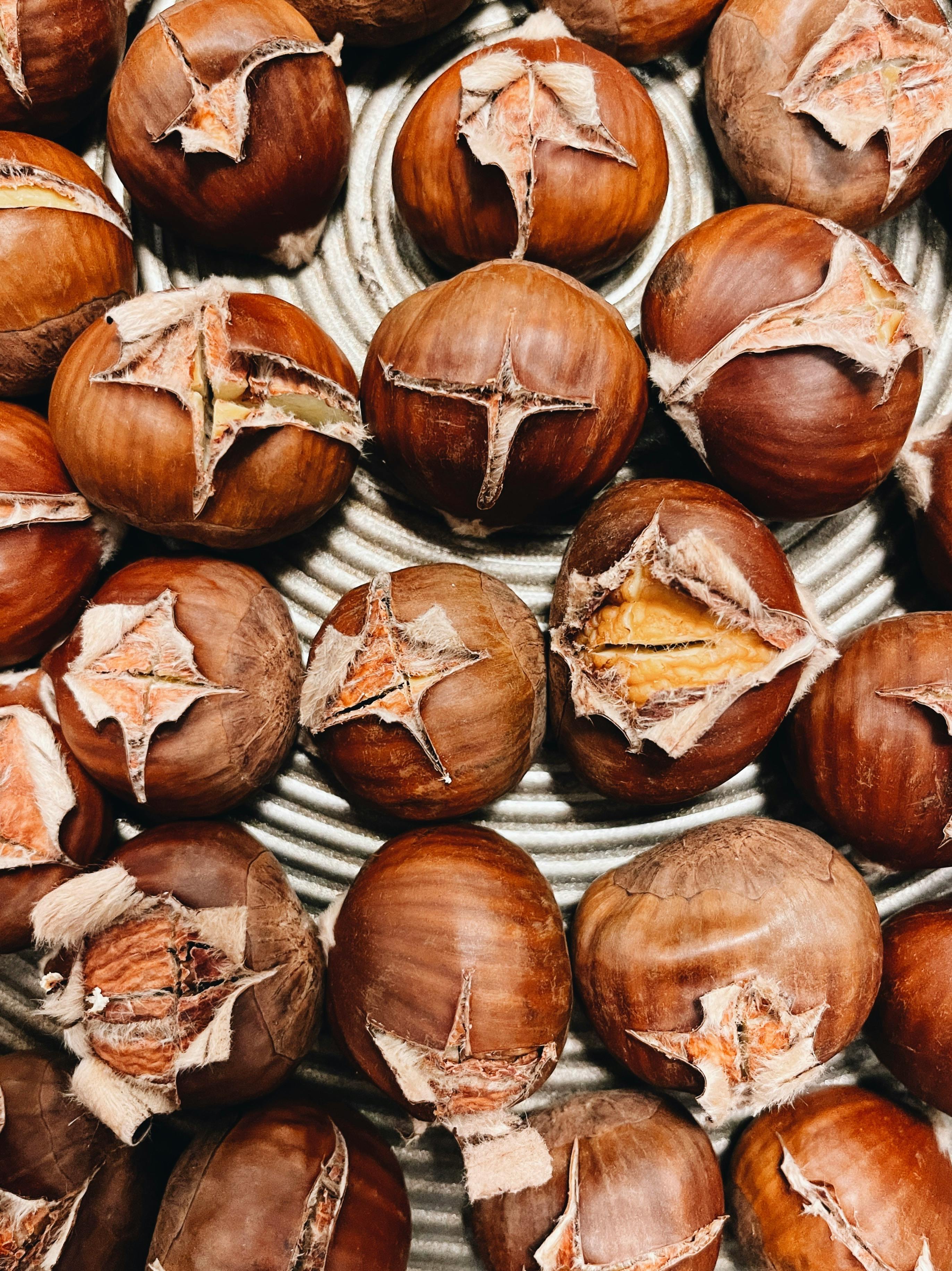Chestnuts are arranged in a circle on a tray · Free Stock Photo