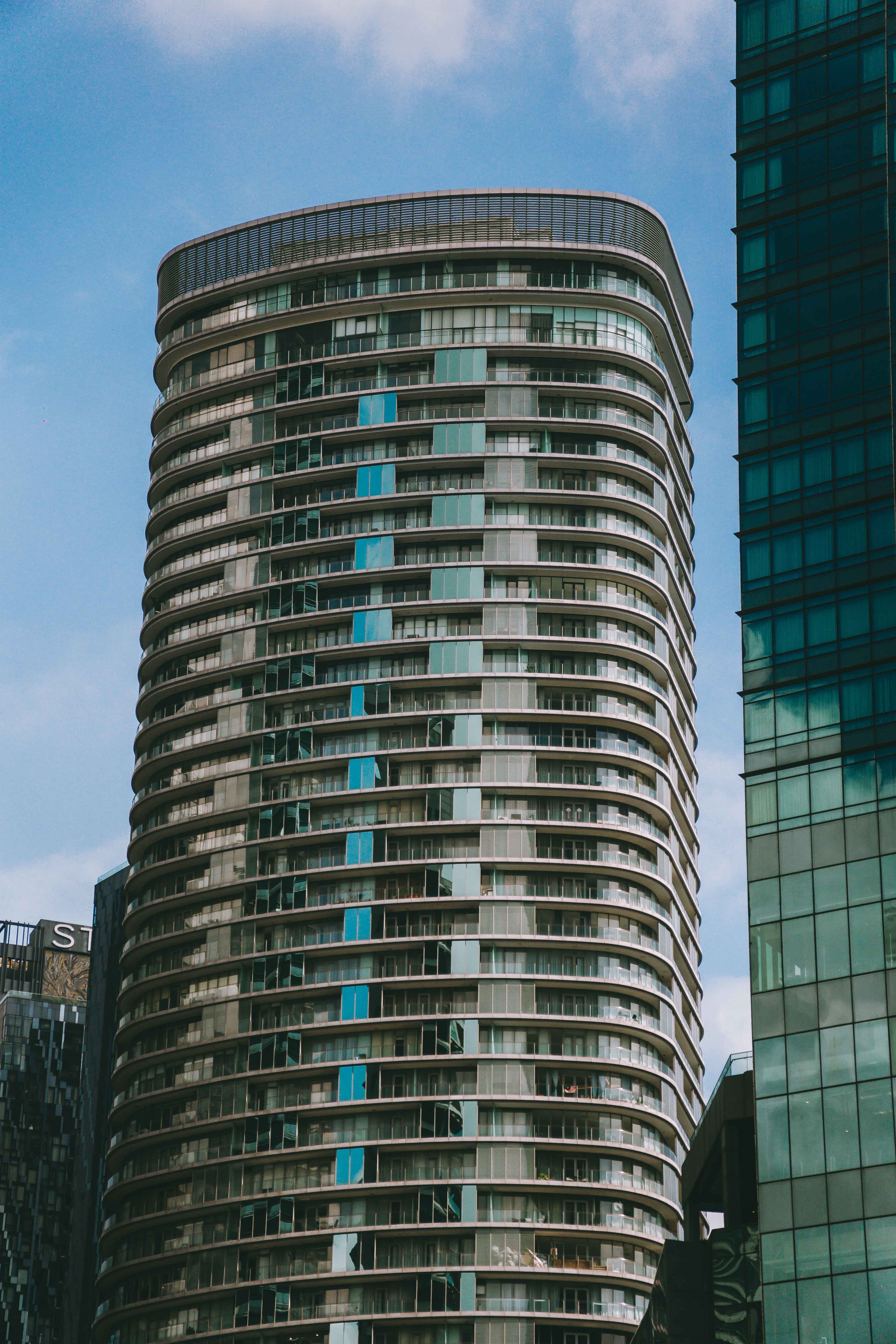A tall building with windows and a blue sky · Free Stock Photo