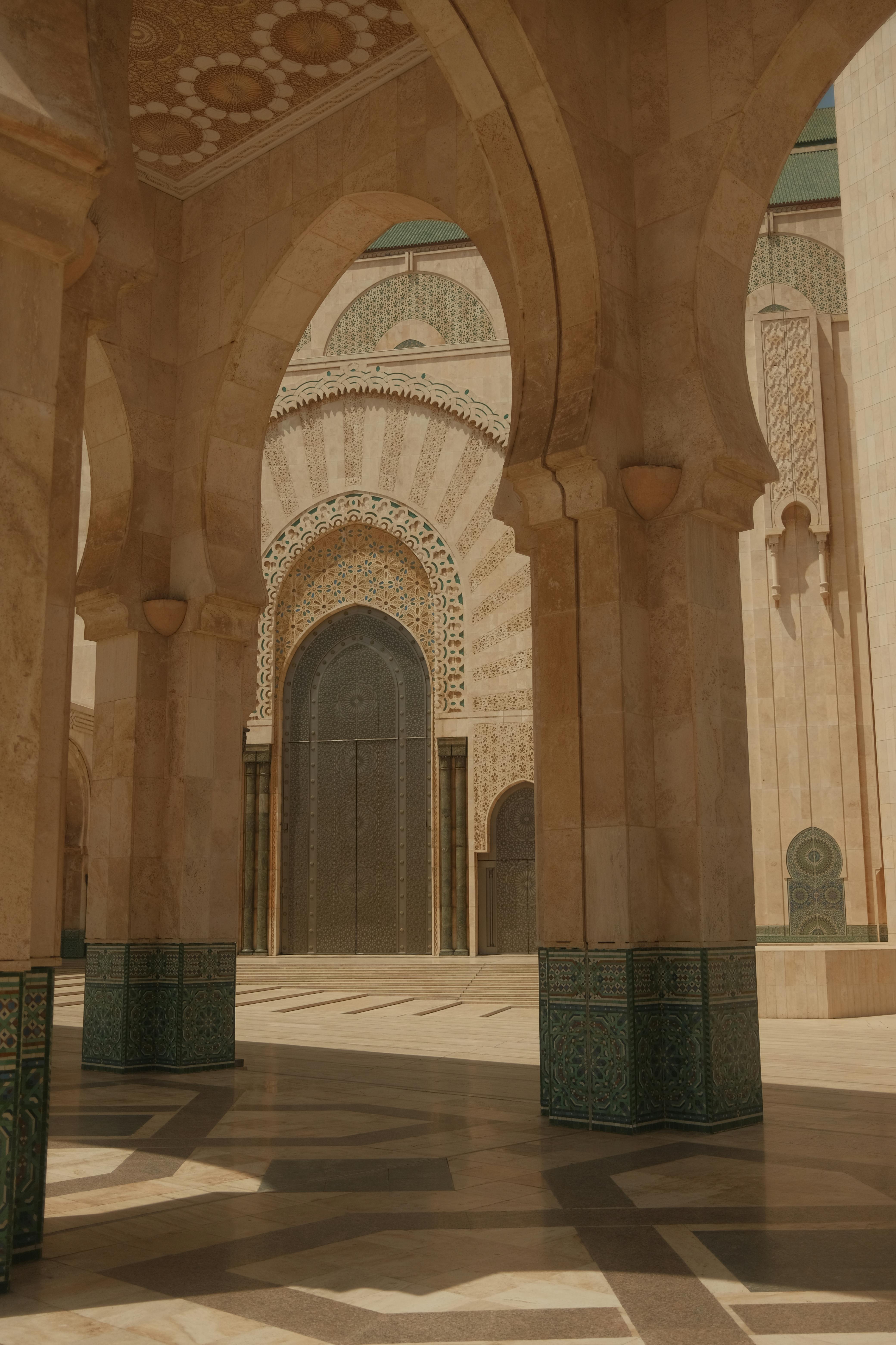 The interior of an arched building with arches · Free Stock Photo