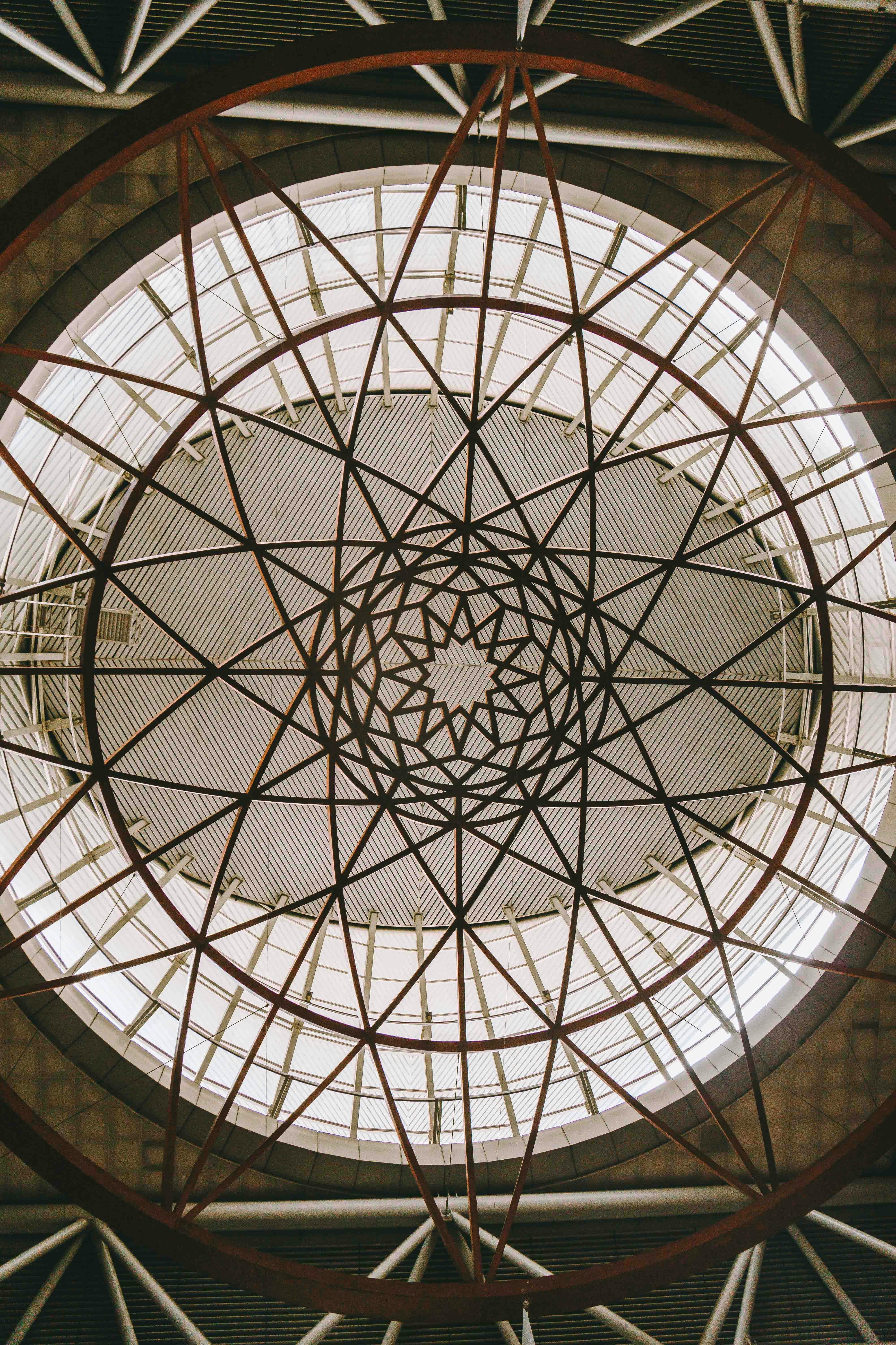 A circular structure with a large circular design · Free Stock Photo