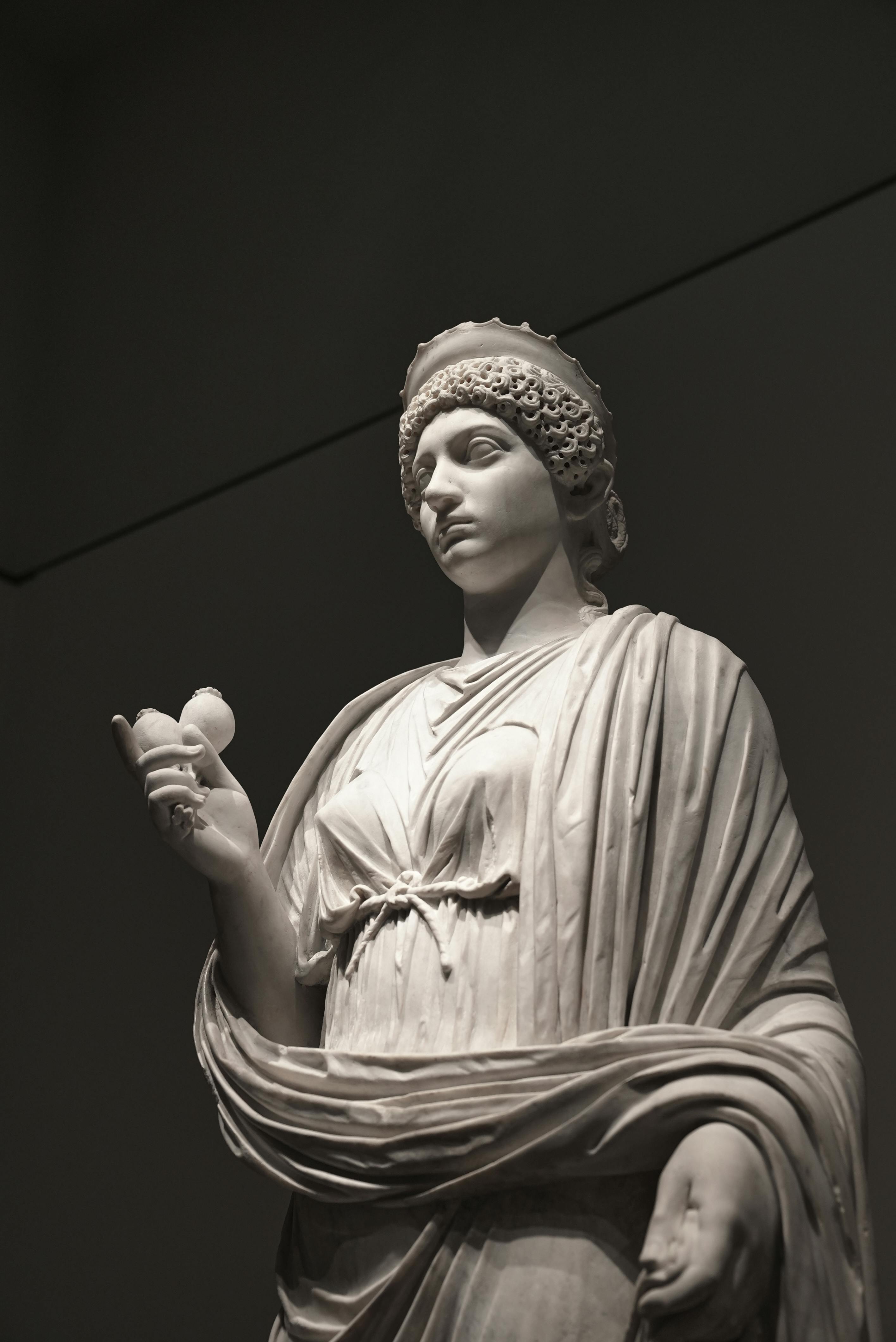 Topless Woman Without Arms Concrete Statue · Free Stock Photo