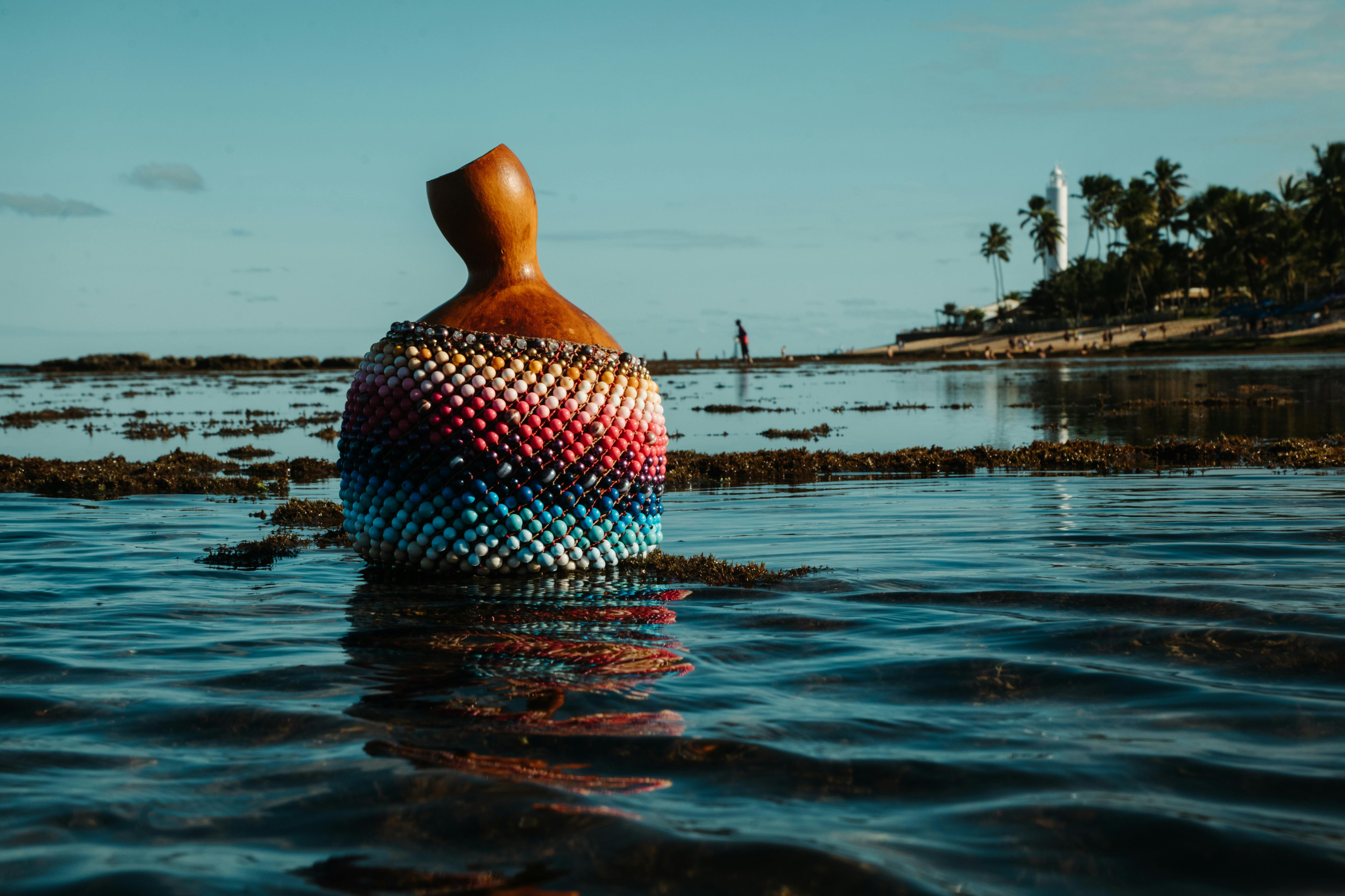 O Instrumento musical Agbê, na Praia do Forte, Bahia - Brasil · Free ...