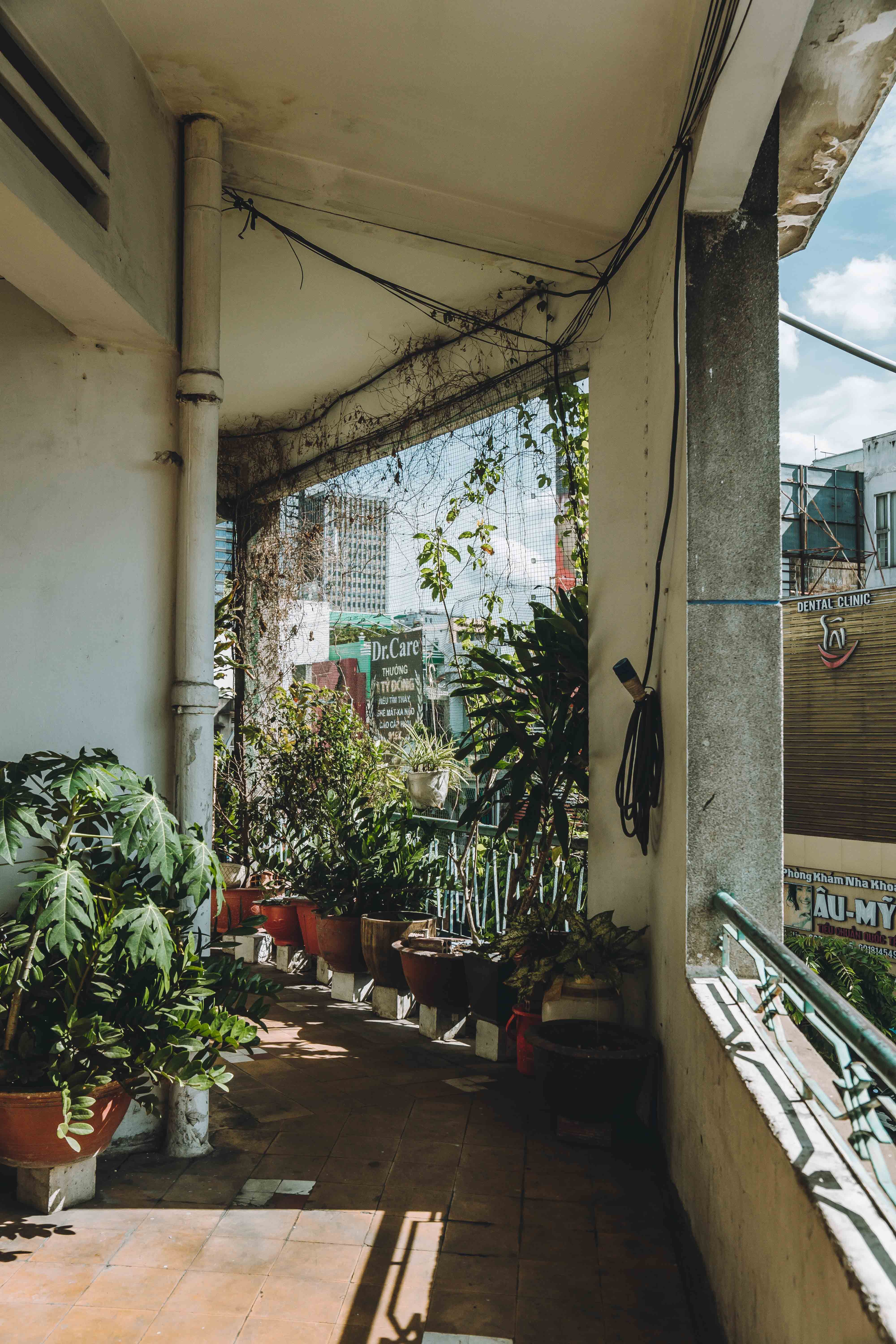 Narrow Apartment Building with Balconies · Free Stock Photo