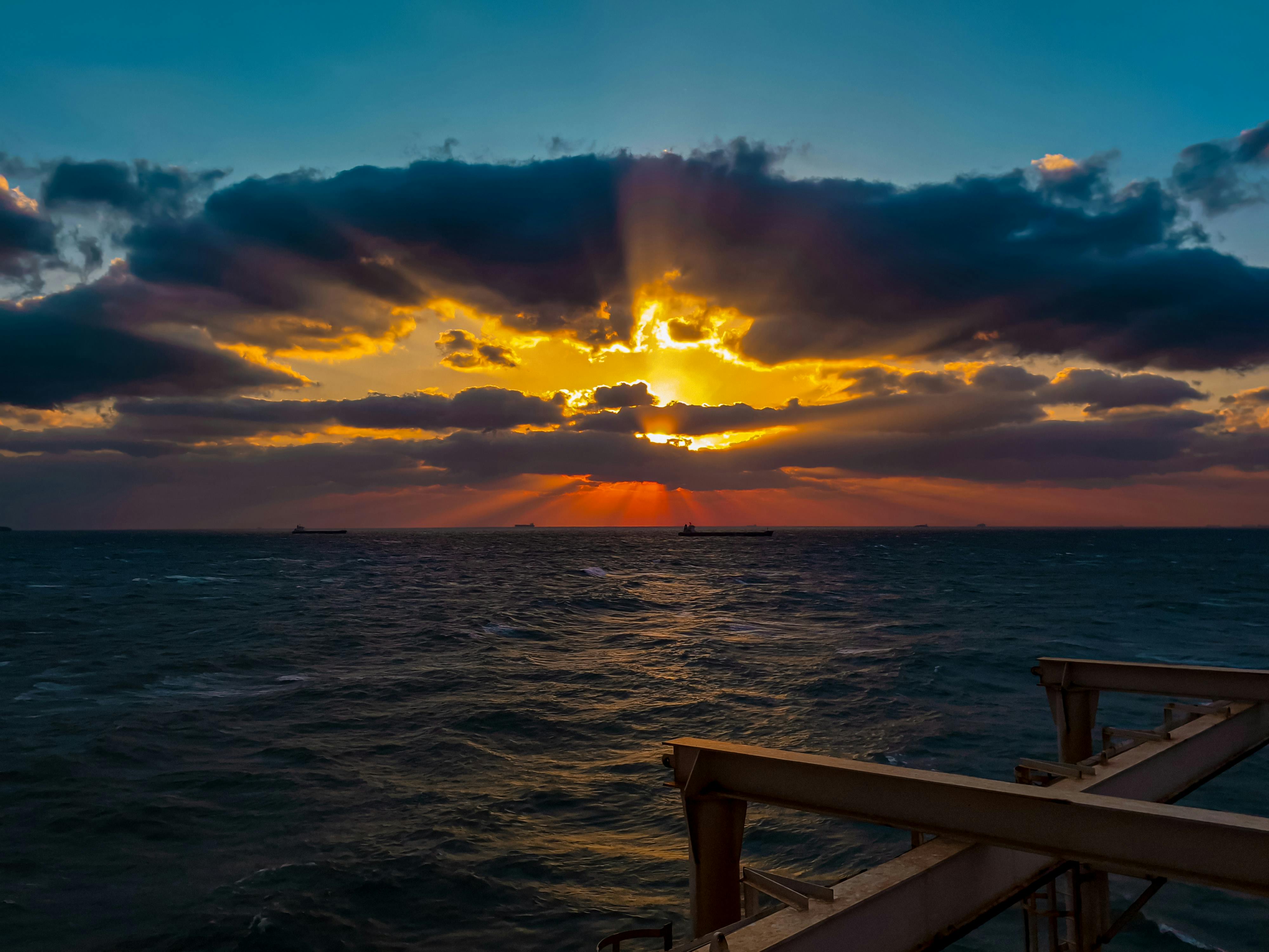 RAY OF HOPE IN THE MIDDLE OF SEA · Free Stock Photo