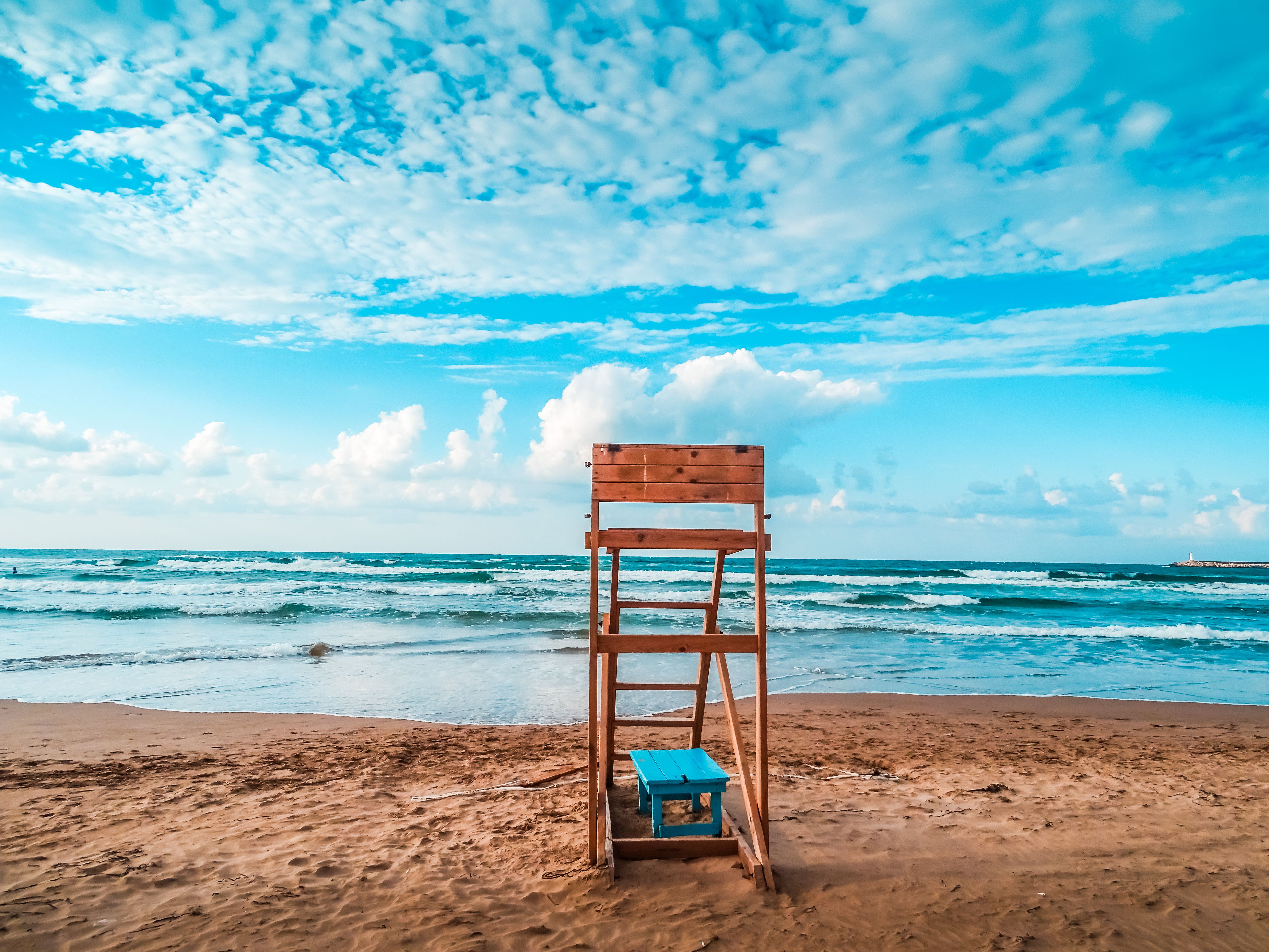 A lifeguard chair on the beach with a blue sky · Free Stock Photo