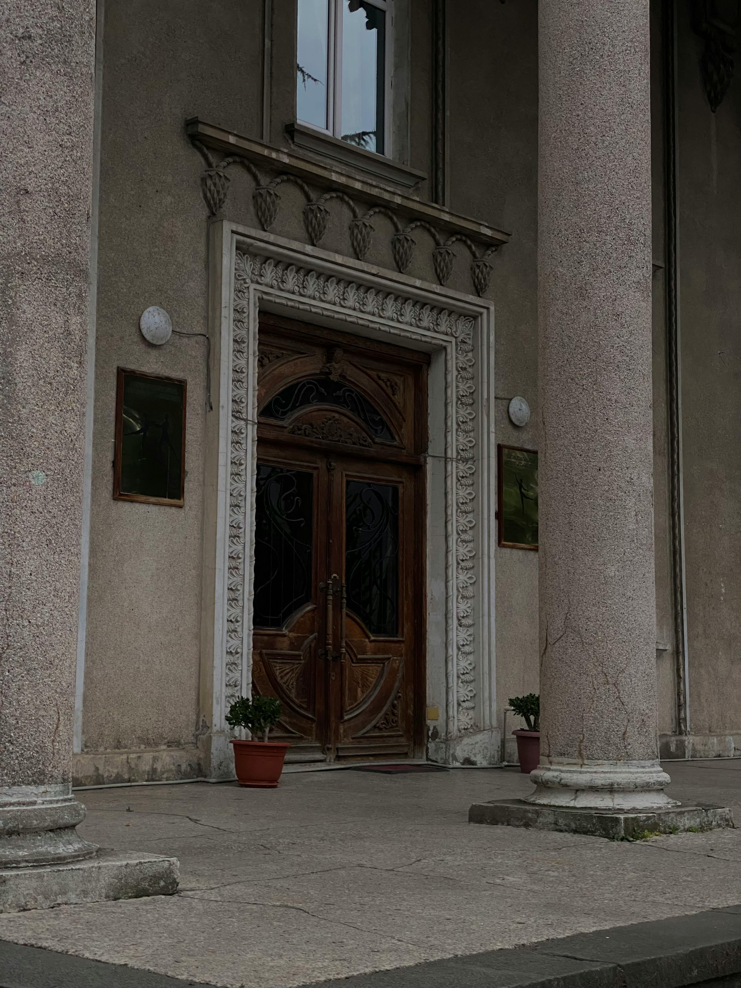 Pintu Masuk Bangunan Bersejarah Yang Elegan Dengan Tiang Tiang · Foto ...