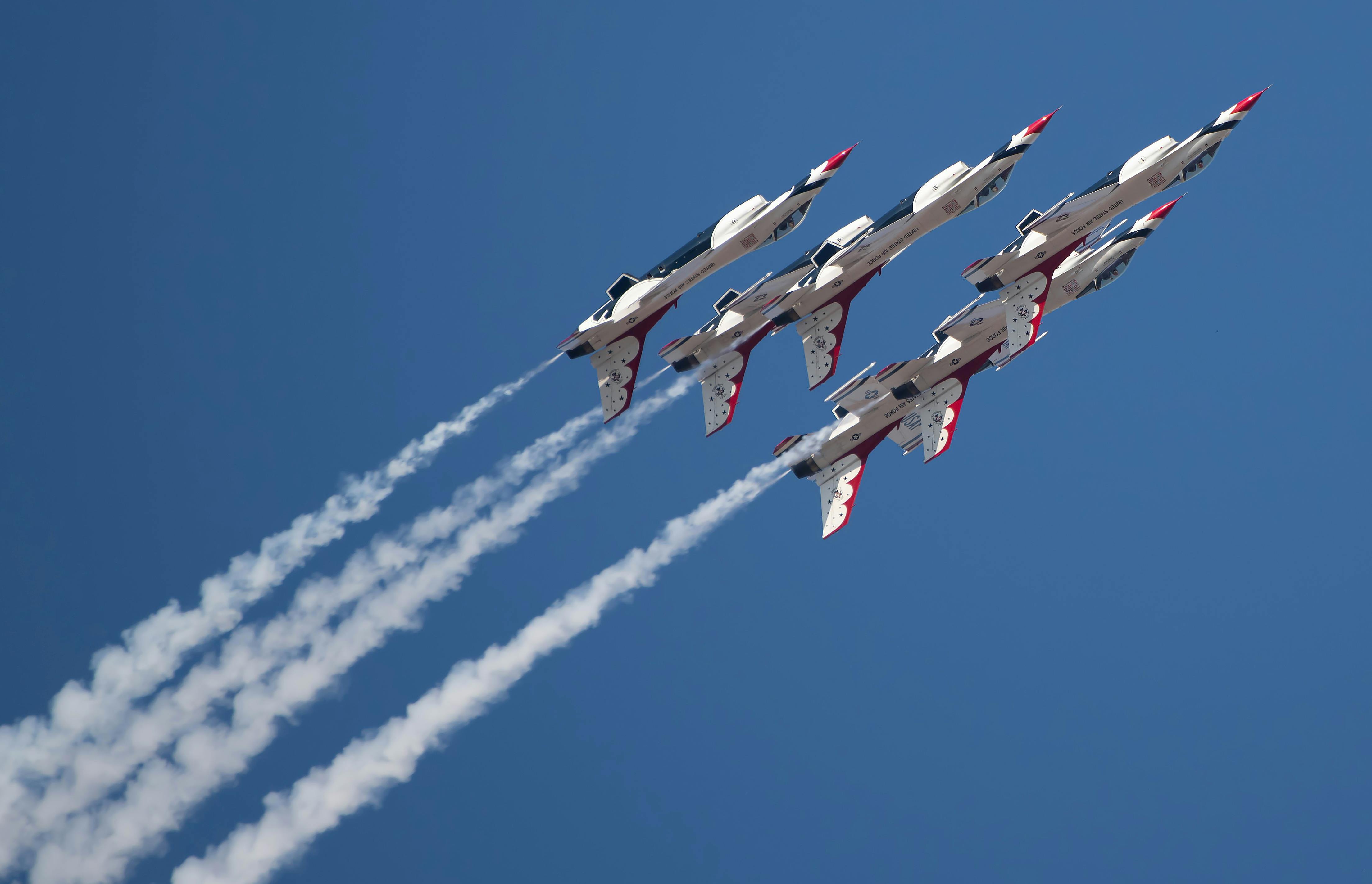 Four jets flying in formation in the sky · Free Stock Photo