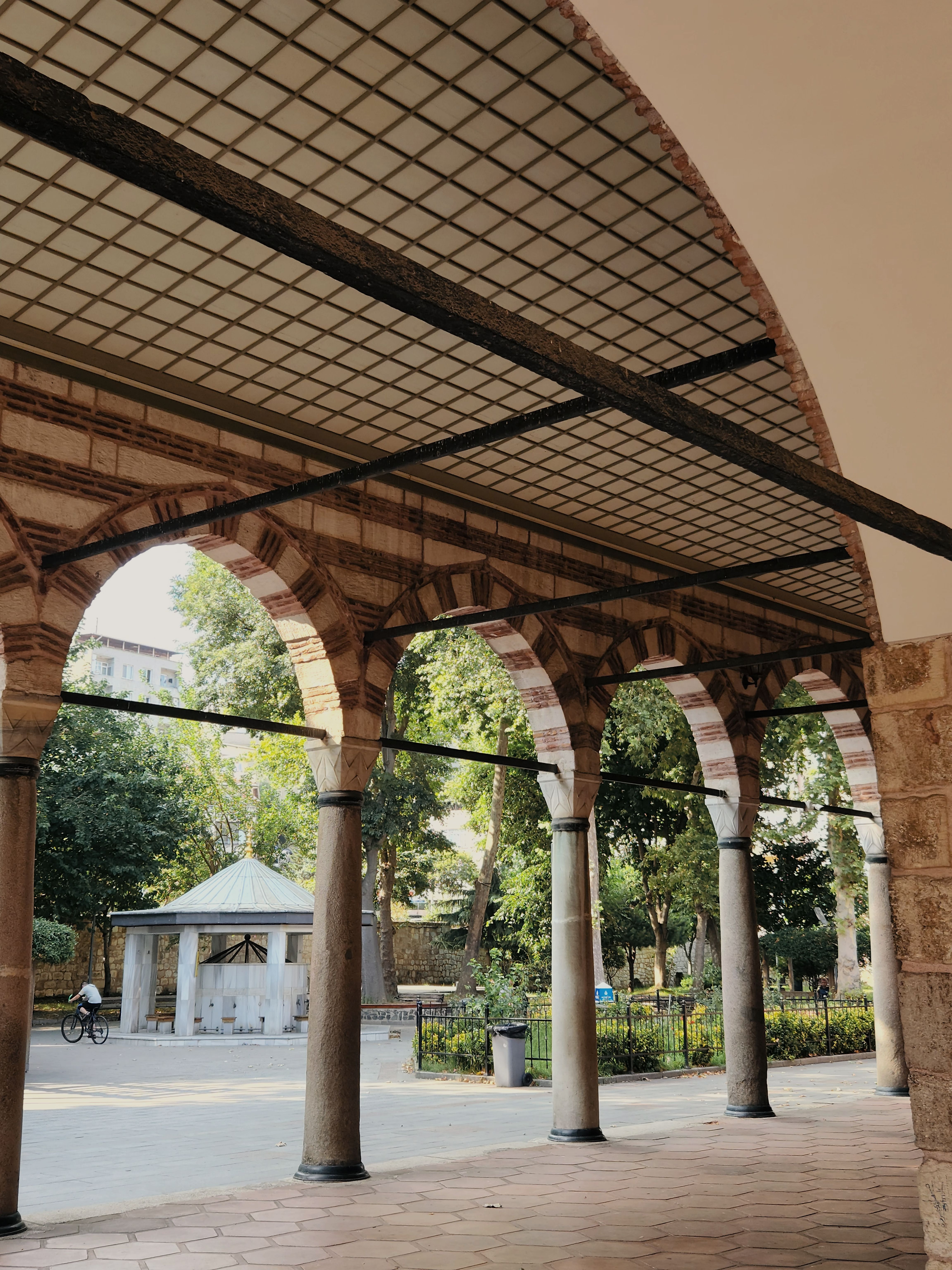 The arches of a building with columns and arches · Free Stock Photo