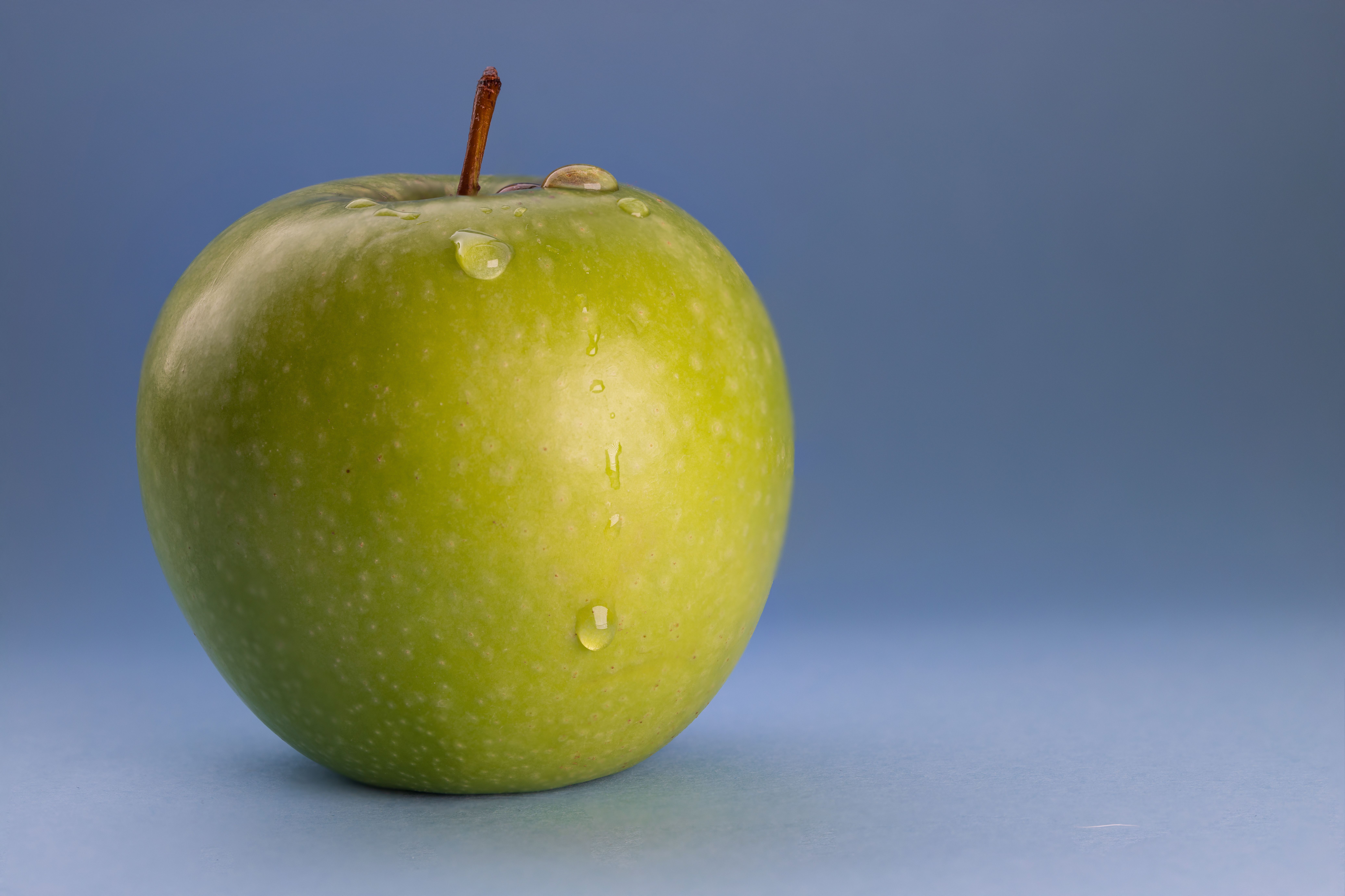 Green Apple in Close-up View · Free Stock Photo