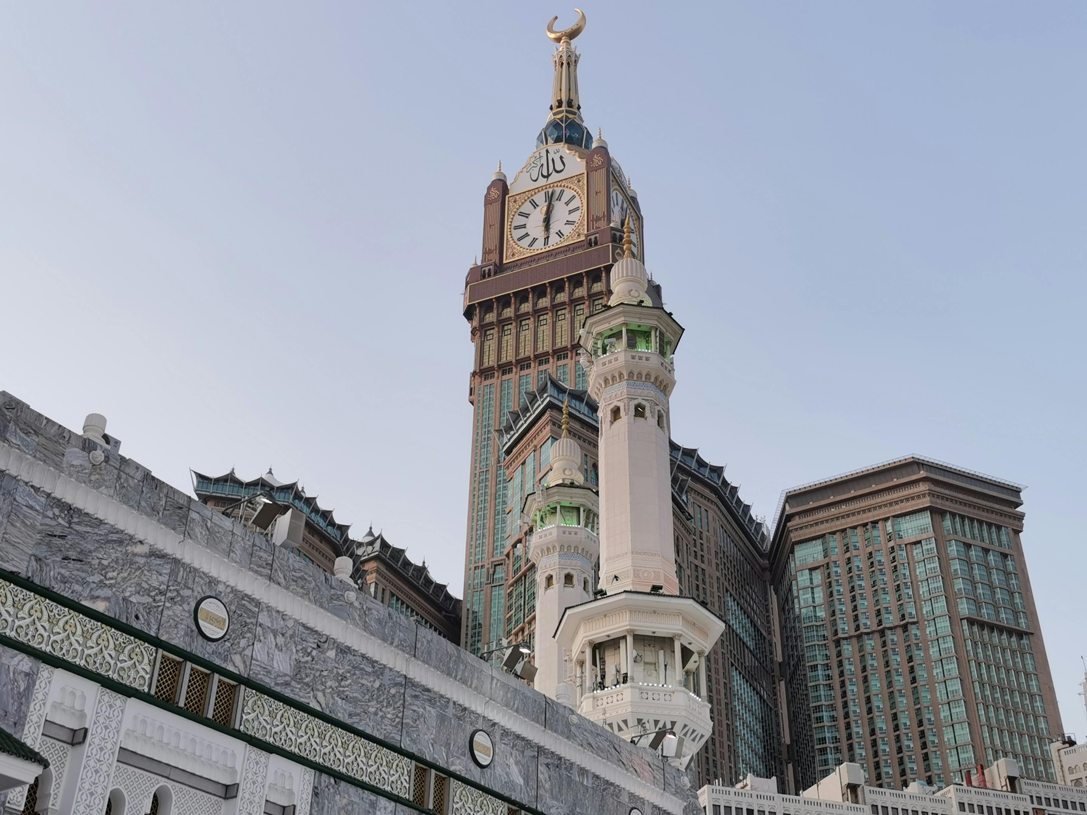 The clock tower of the grand mosque in mecca · Free Stock Photo