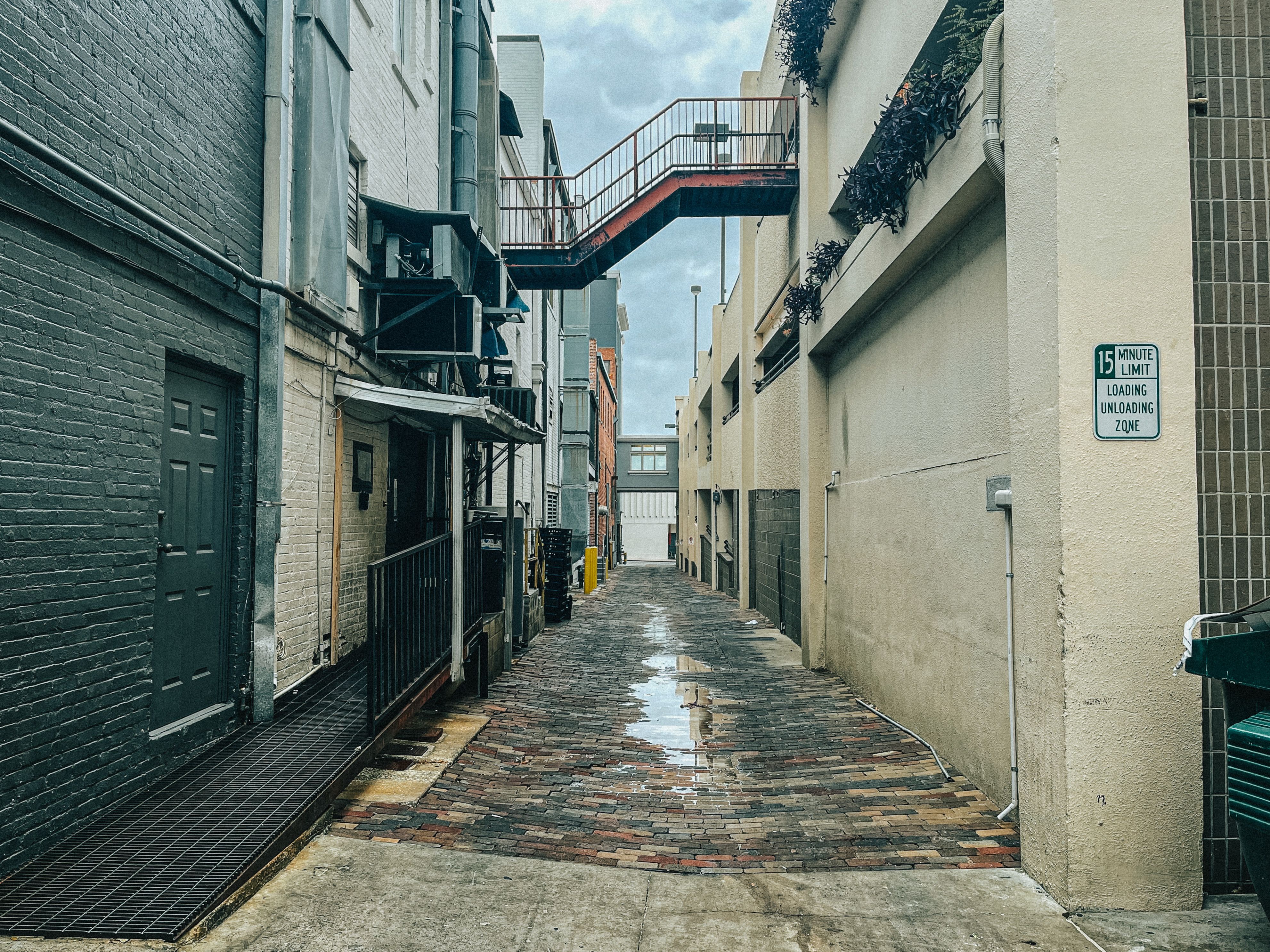 Narrow Alley in City · Free Stock Photo