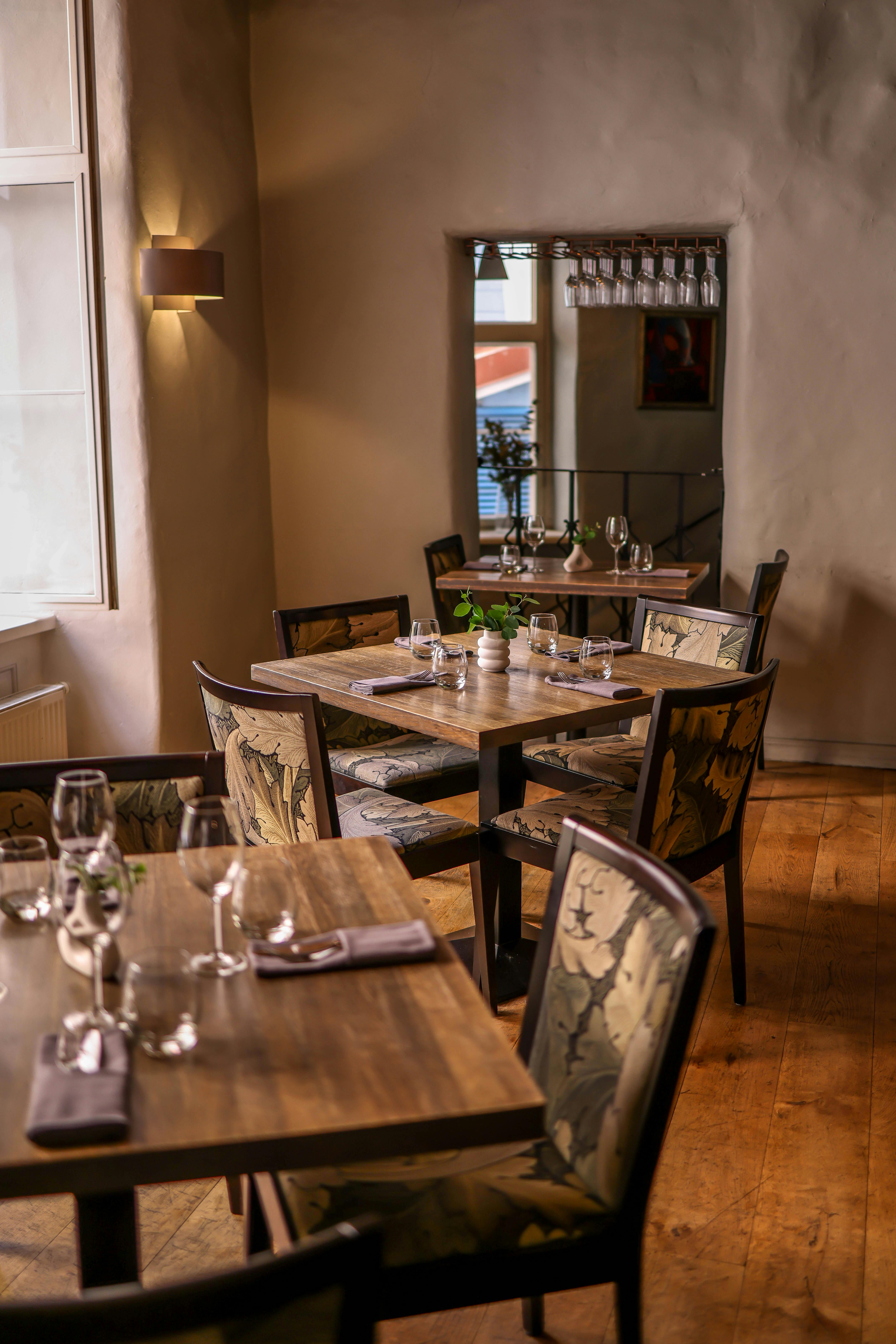 The dining room at the restaurant is empty · Free Stock Photo