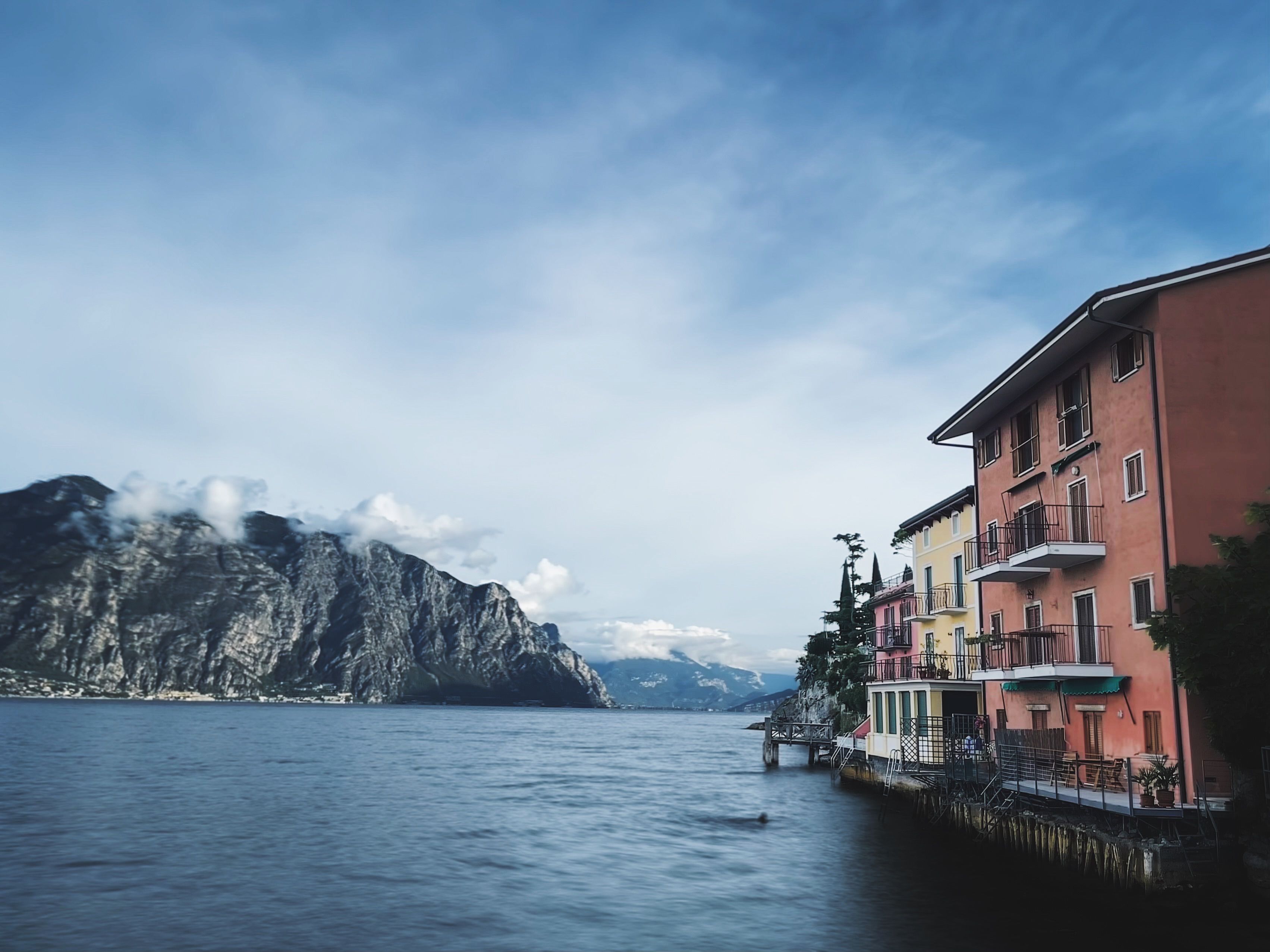 A view of a lake and buildings in the background · Free Stock Photo