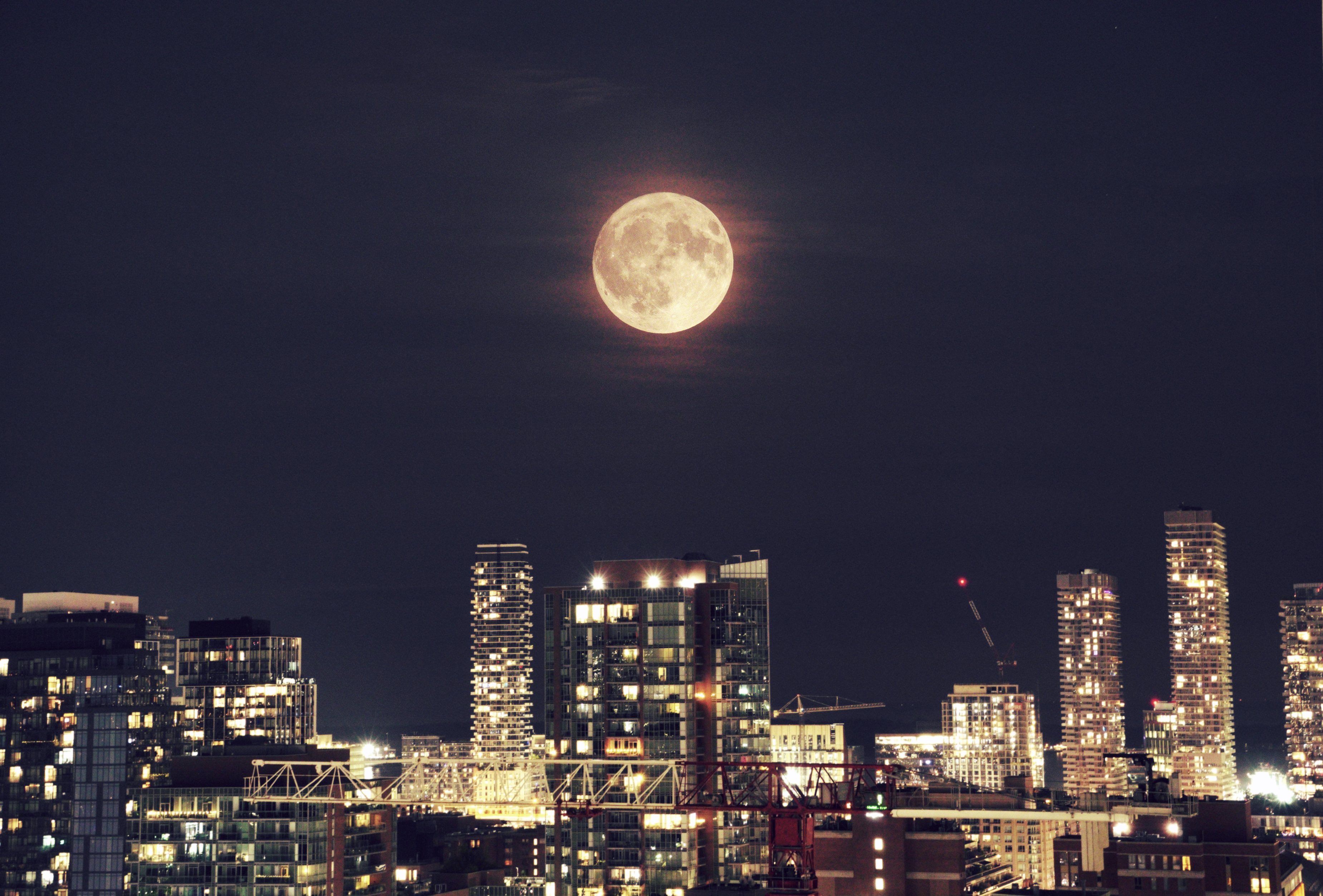 Full Moon over the City at Night · Free Stock Photo