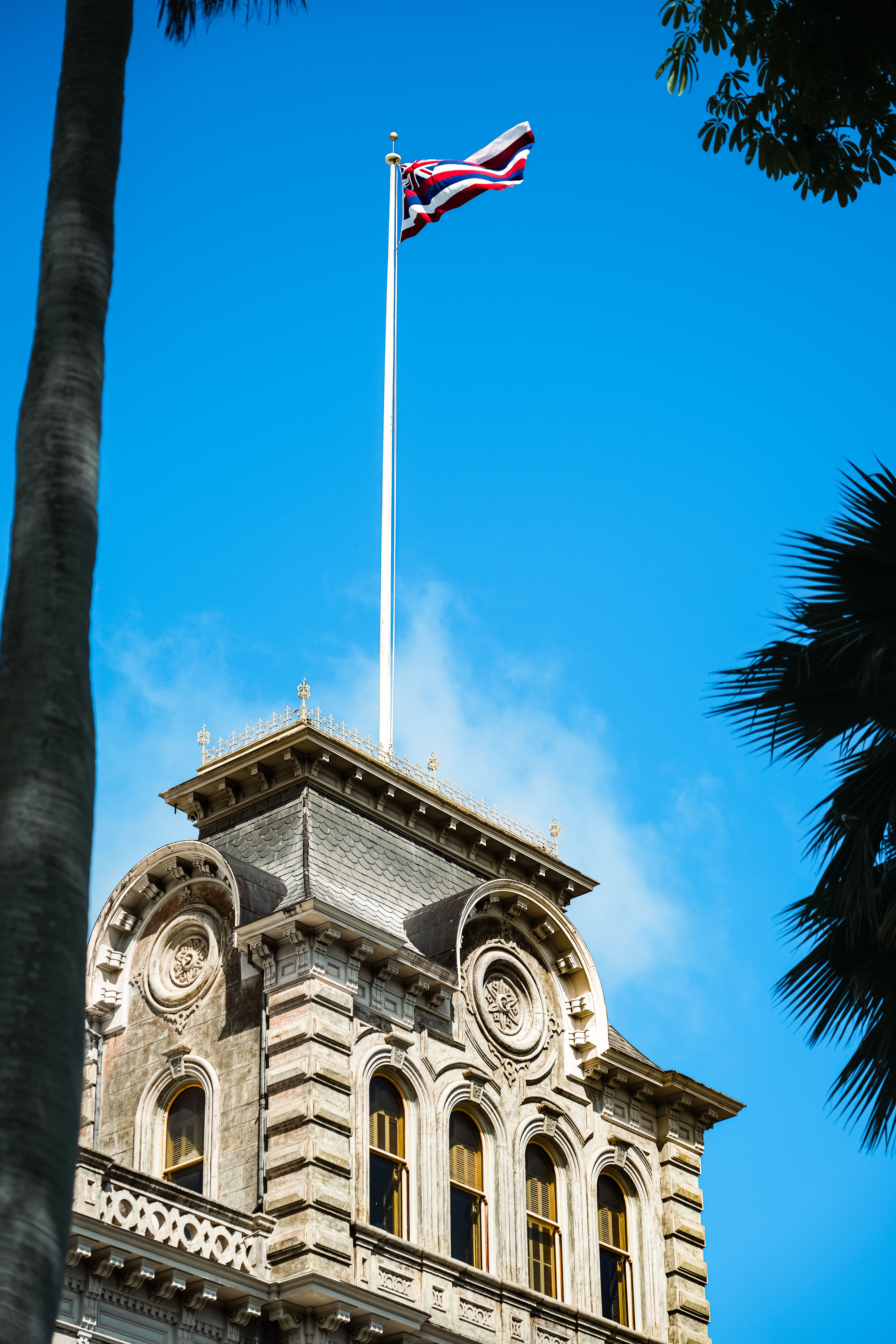 Flag of Hawaii over ʻIolani Palace in Honolulu · Free Stock Photo
