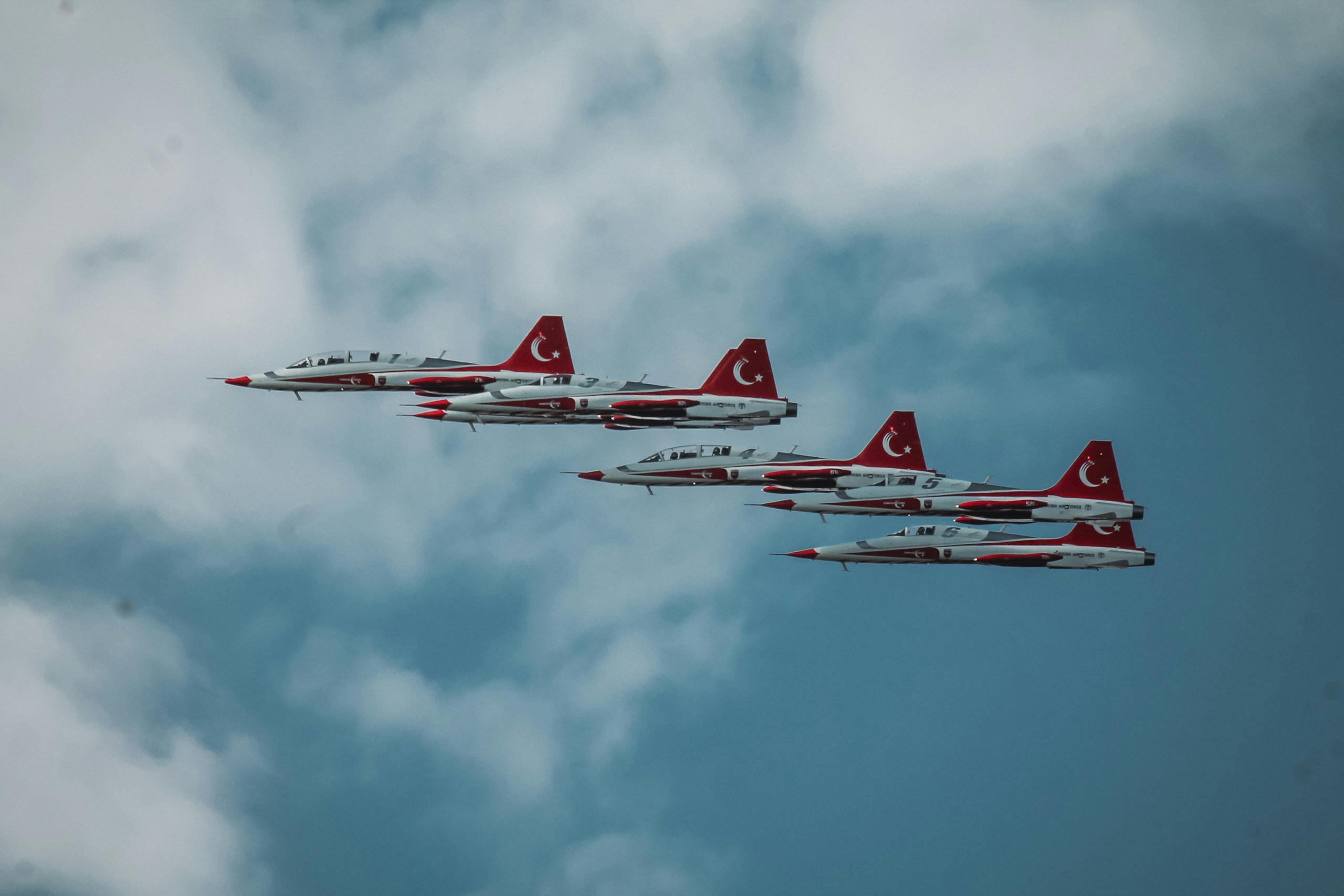 Four jets flying in formation · Free Stock Photo