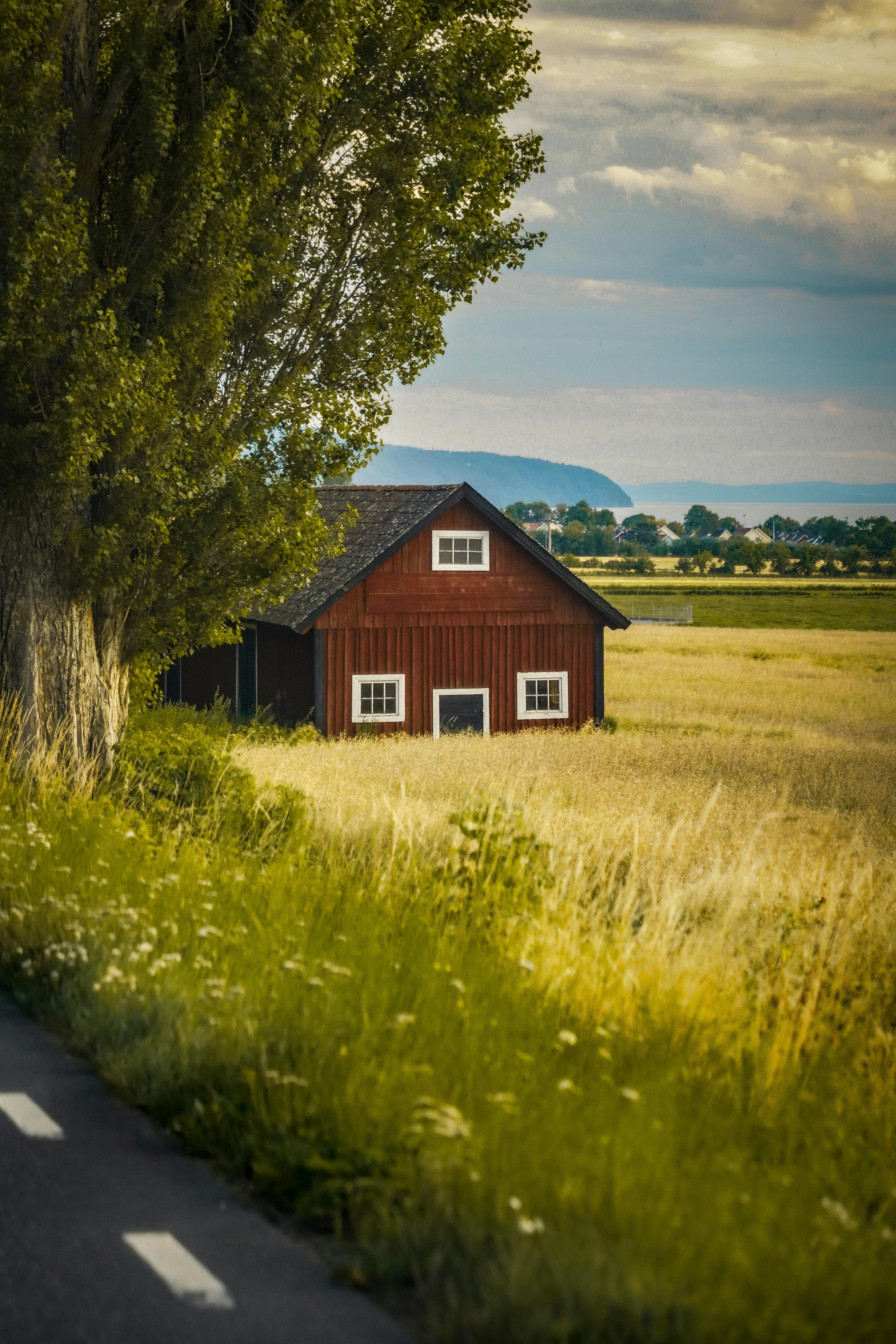 Meadow in front of a Rustic Barn · Free Stock Photo
