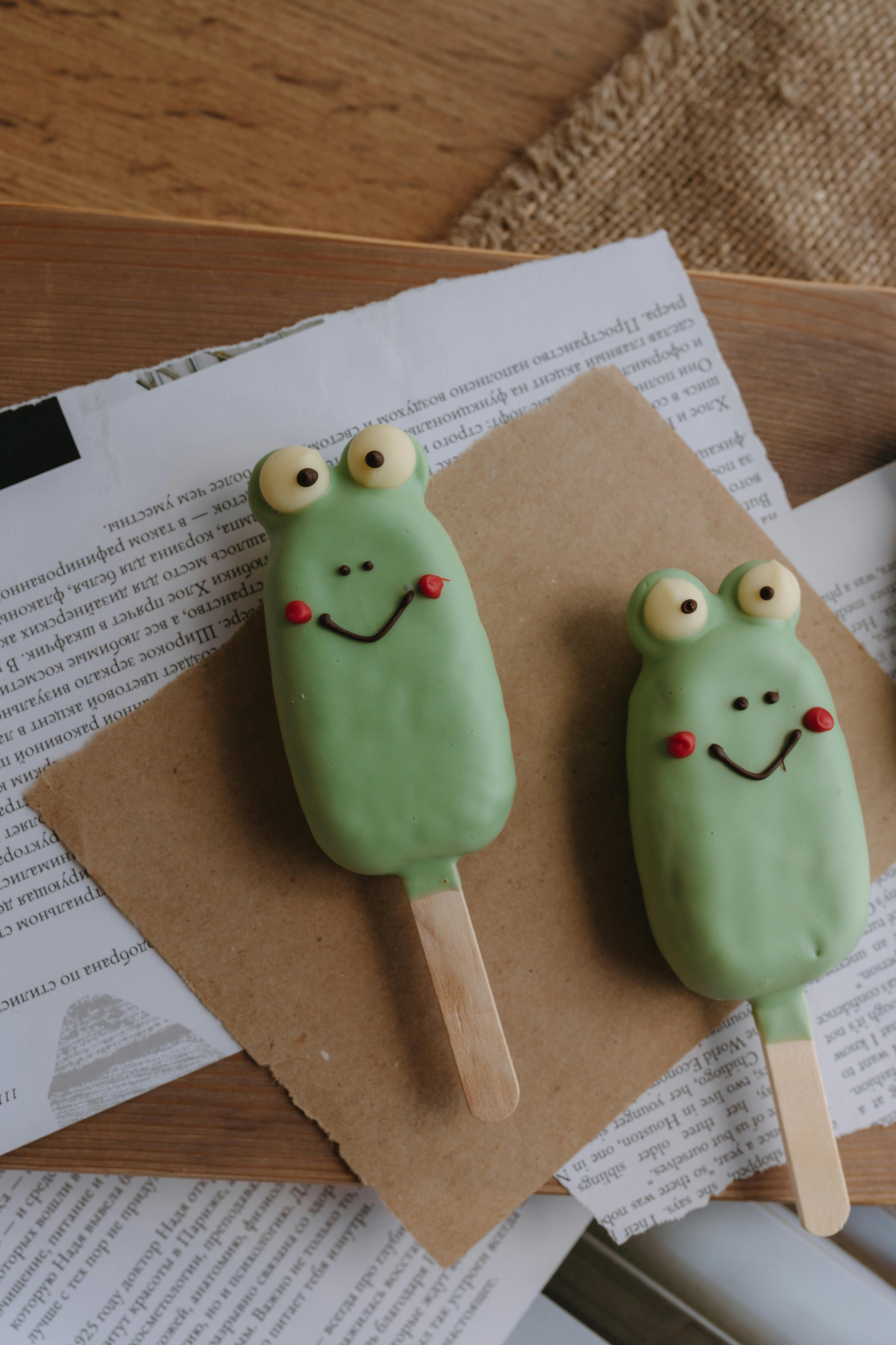 Cakesicles with Green Glaze and Frog Faces · Free Stock Photo