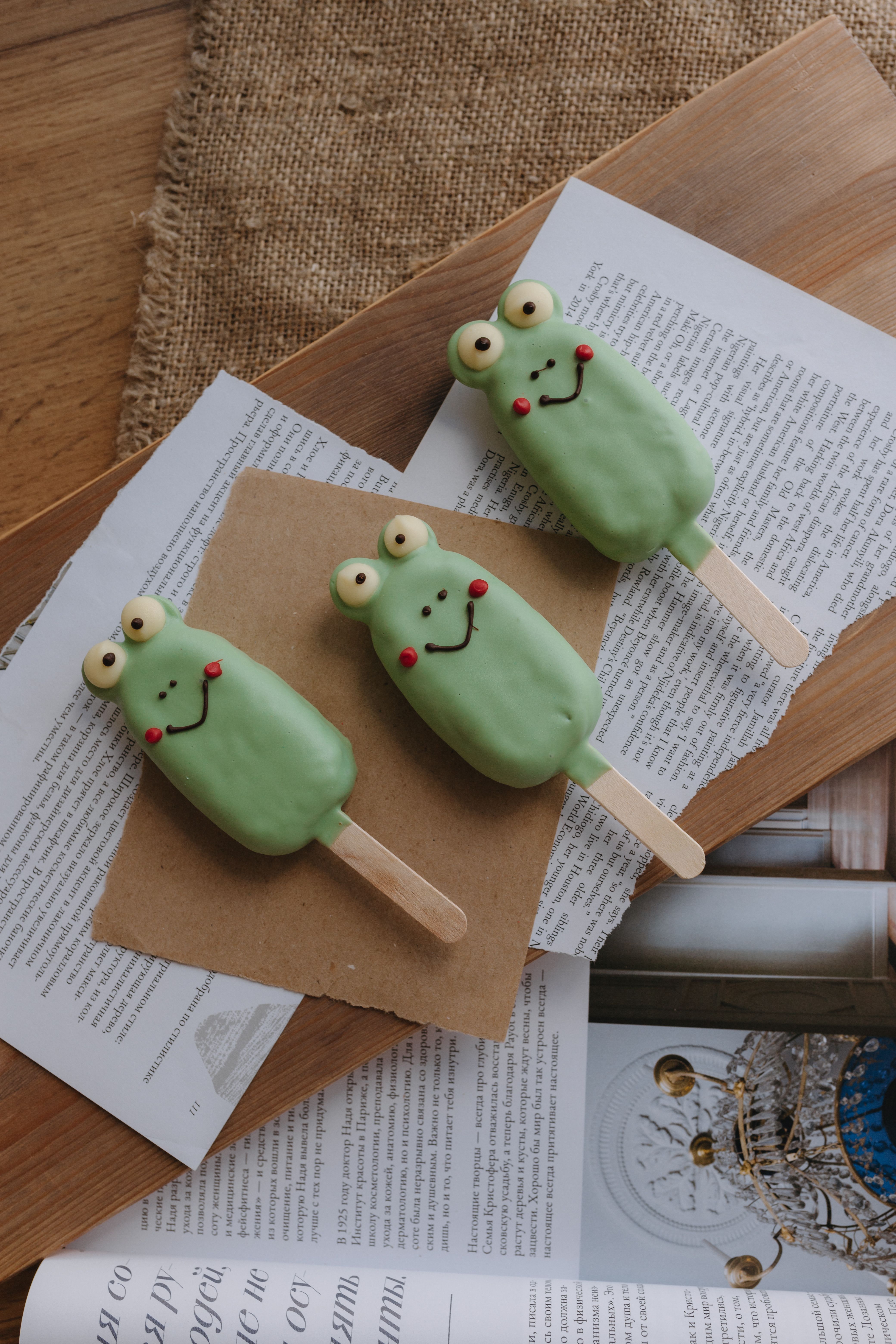 Cakesicles with Green Glaze and Frog Faces · Free Stock Photo