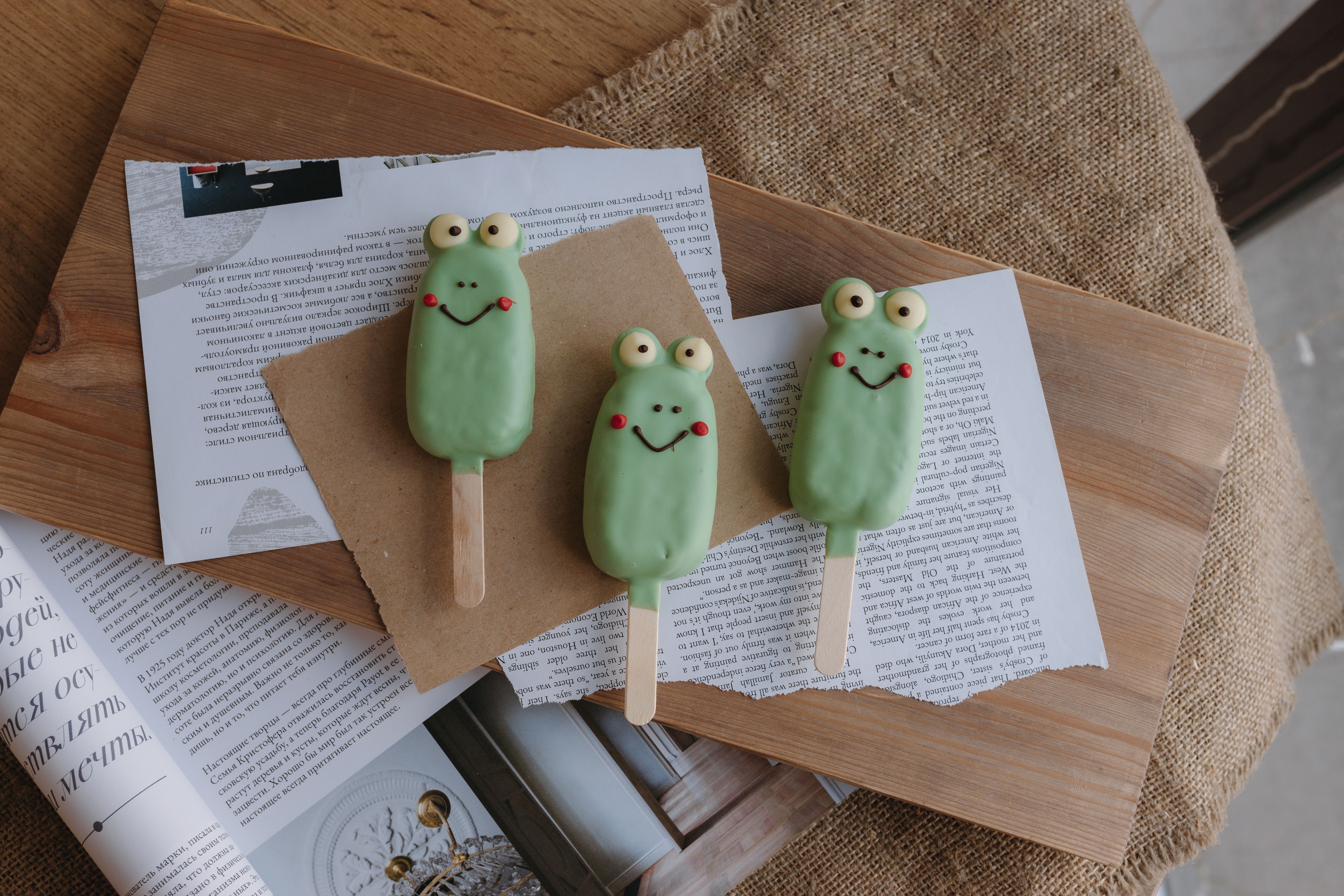 Cakesicles with Green Glaze and Frog Faces · Free Stock Photo