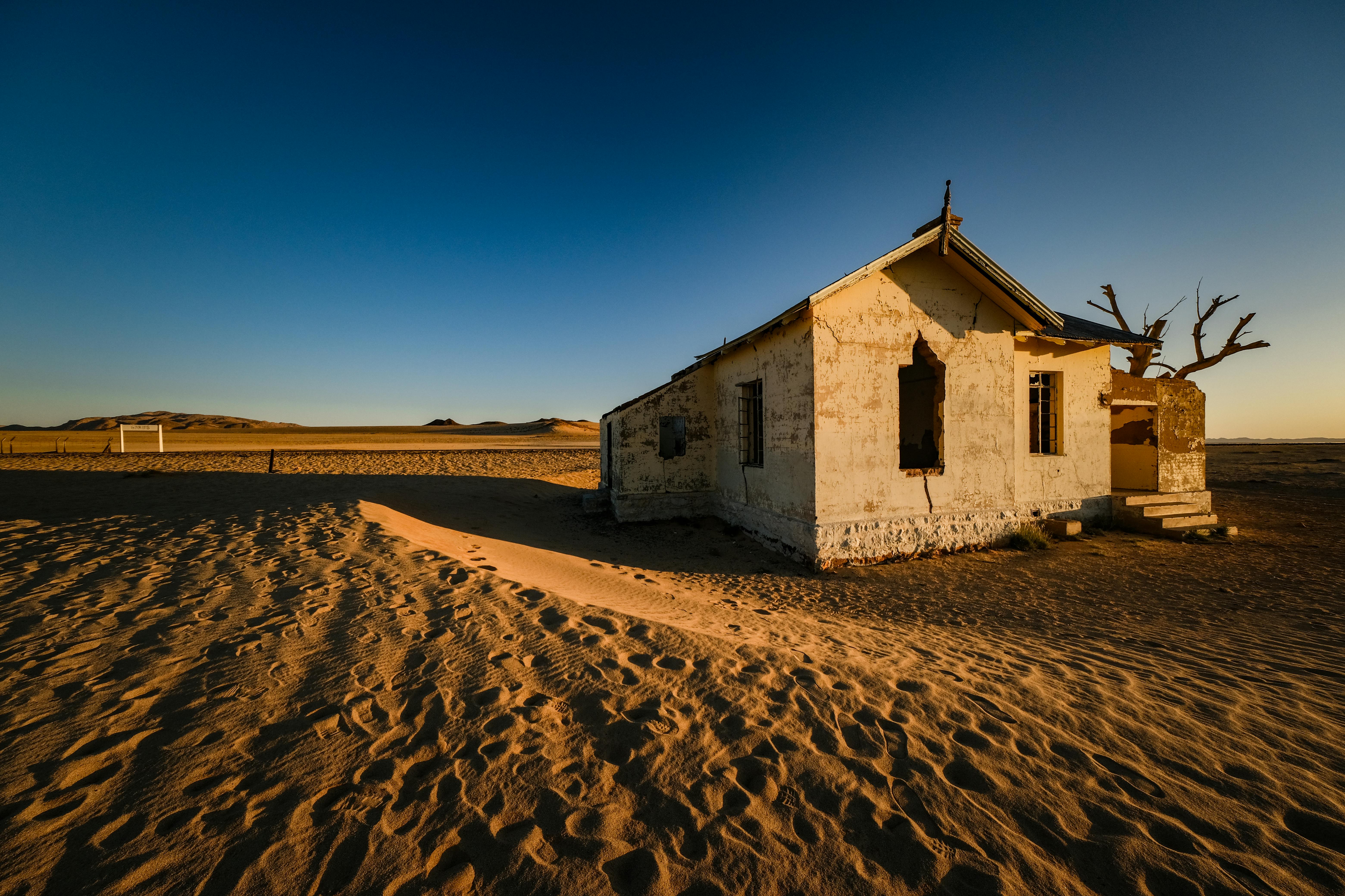 An Abandoned Hut on the Dune · Free Stock Photo