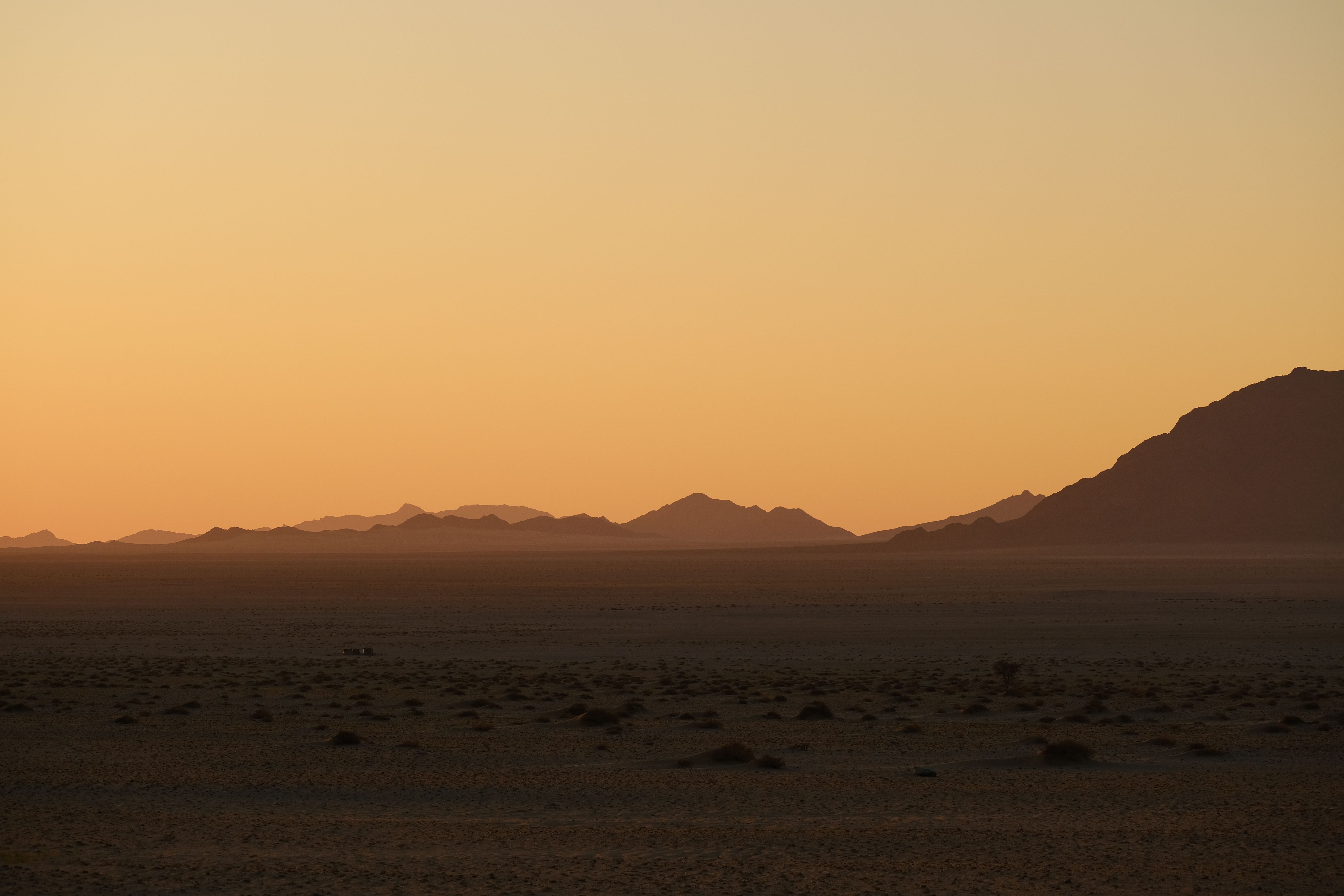 A desert landscape with mountains in the distance · Free Stock Photo