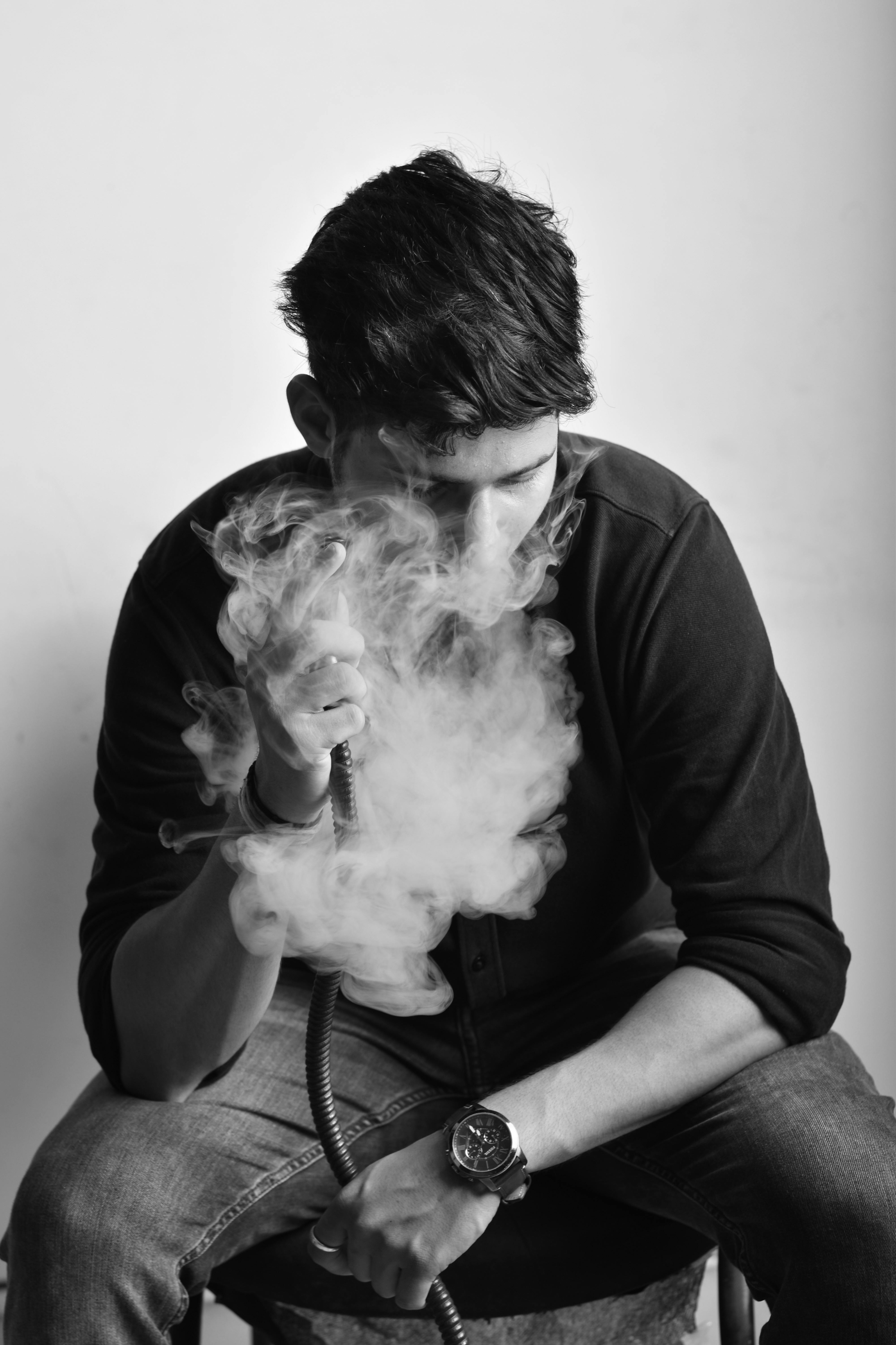 Homme, Porter, Haut Noir, Fumer · Photo gratuite