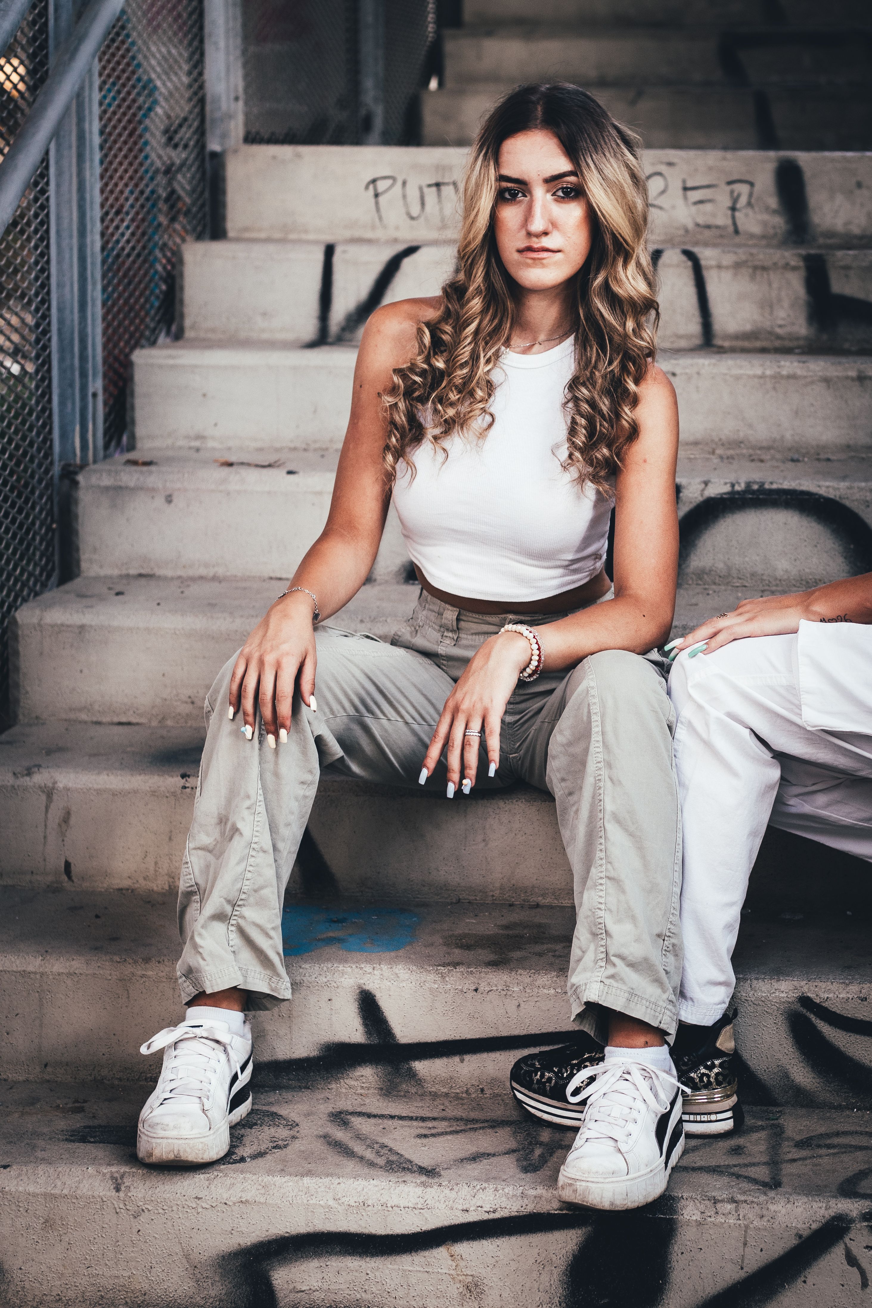 Two people sitting on the steps of a building · Free Stock Photo
