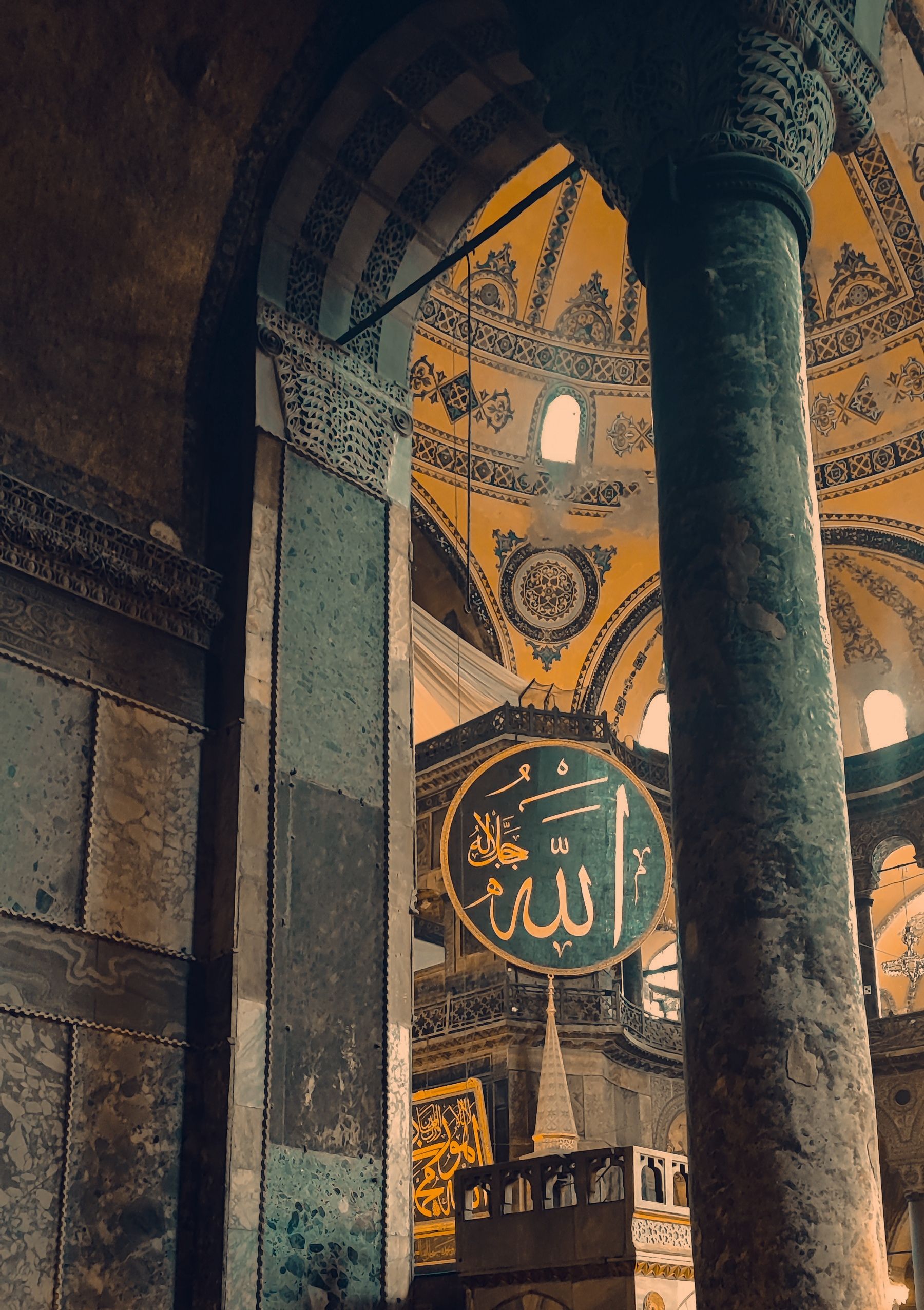 Interior of spacious majestic ancient mosque · Free Stock Photo