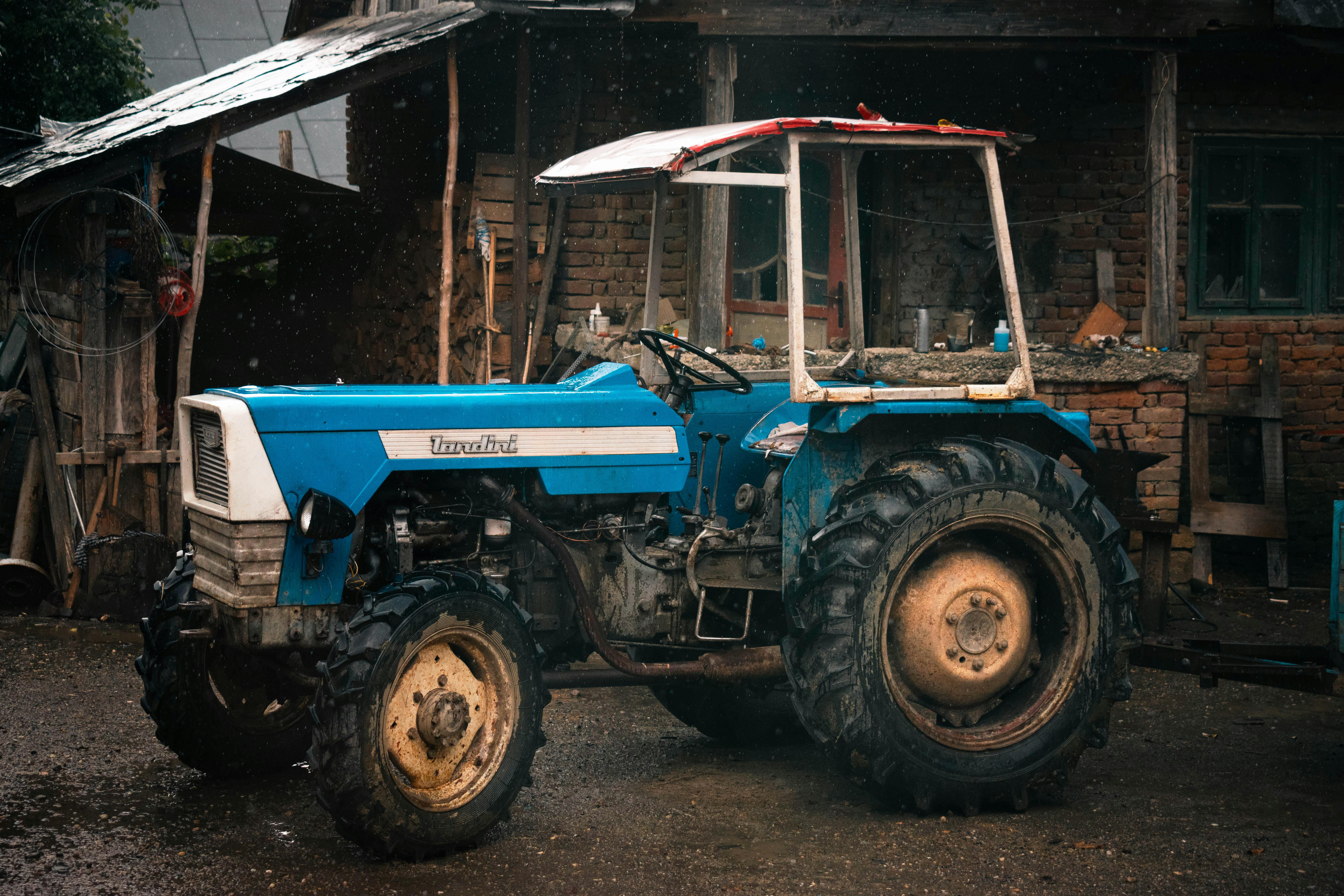 Tractor in the rain · Free Stock Photo