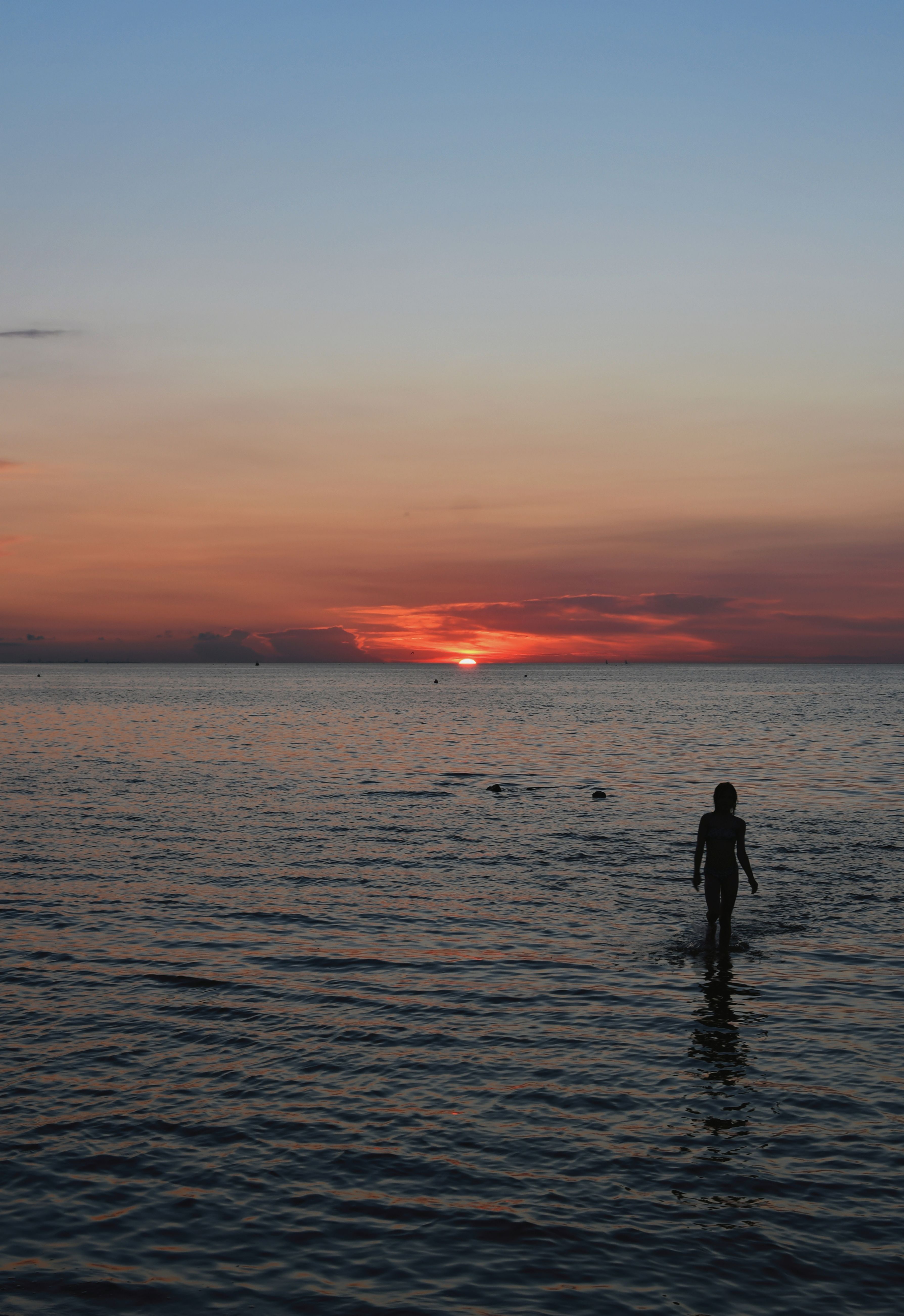 Standing man and sunshine · Free Stock Photo