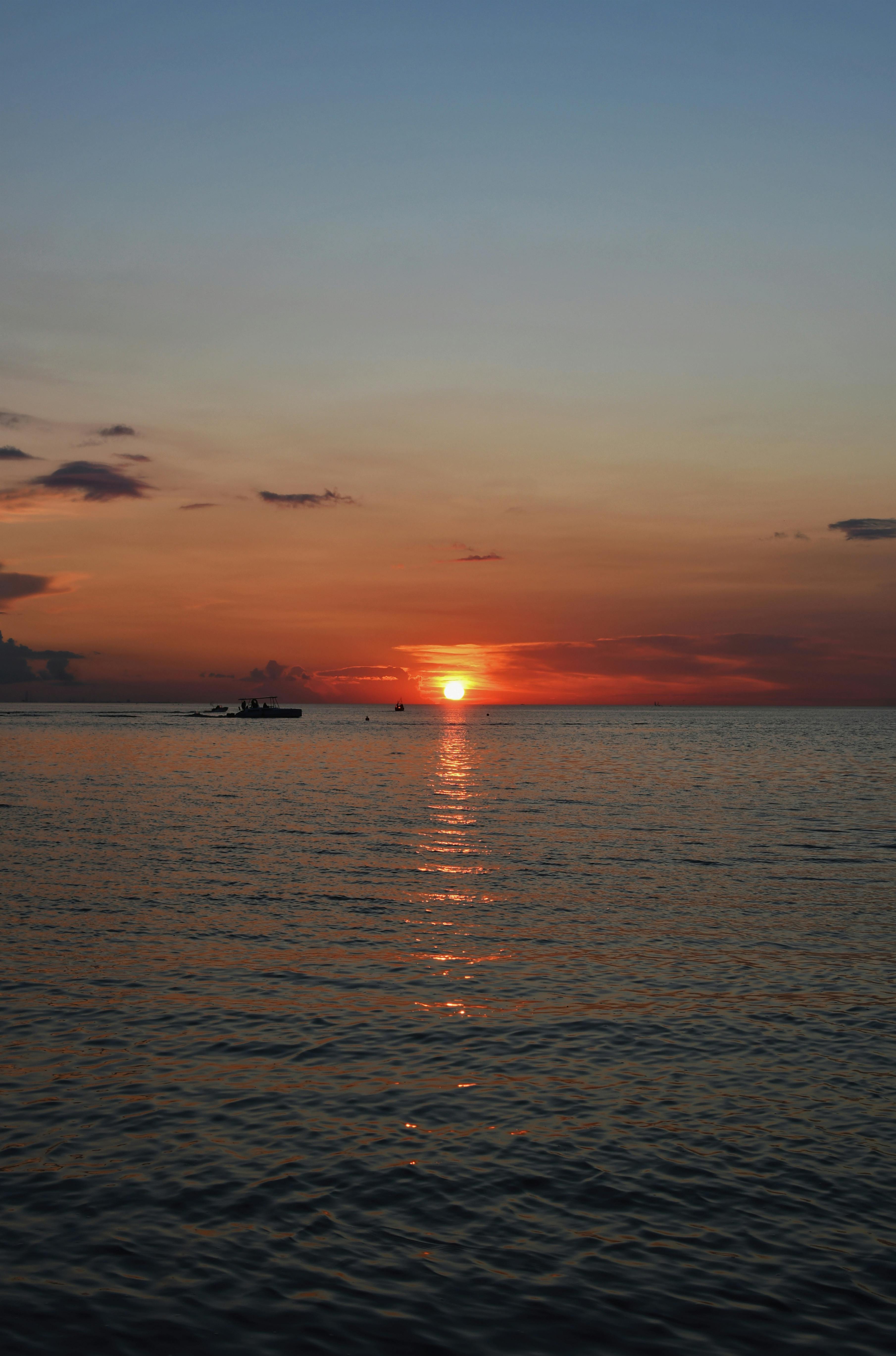 Red Sun over Sea · Free Stock Photo