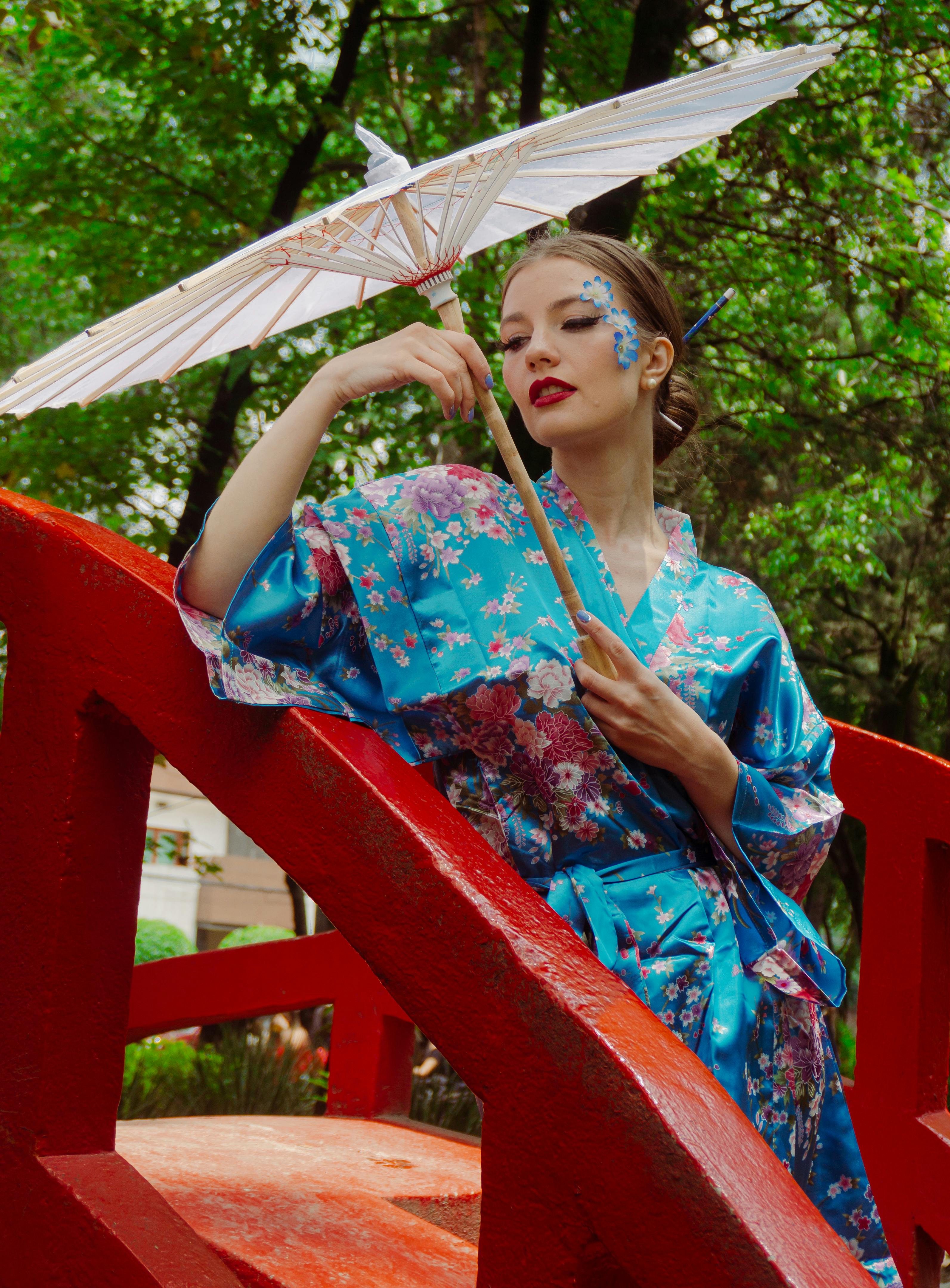 SHOOTING BLUE GEISHA · Free Stock Photo