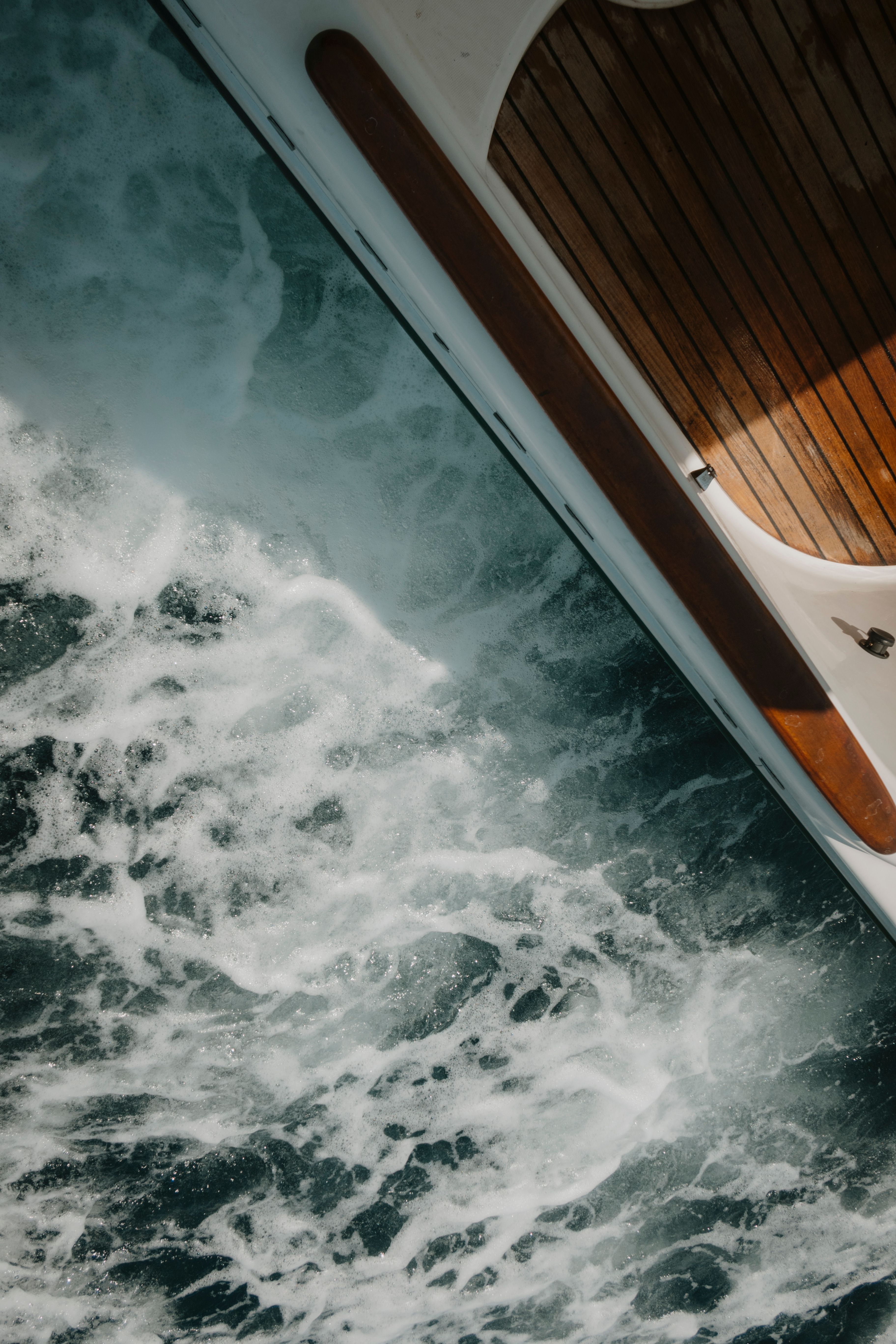 Waves of a Sea Hitting a Boat in the Sun · Free Stock Photo