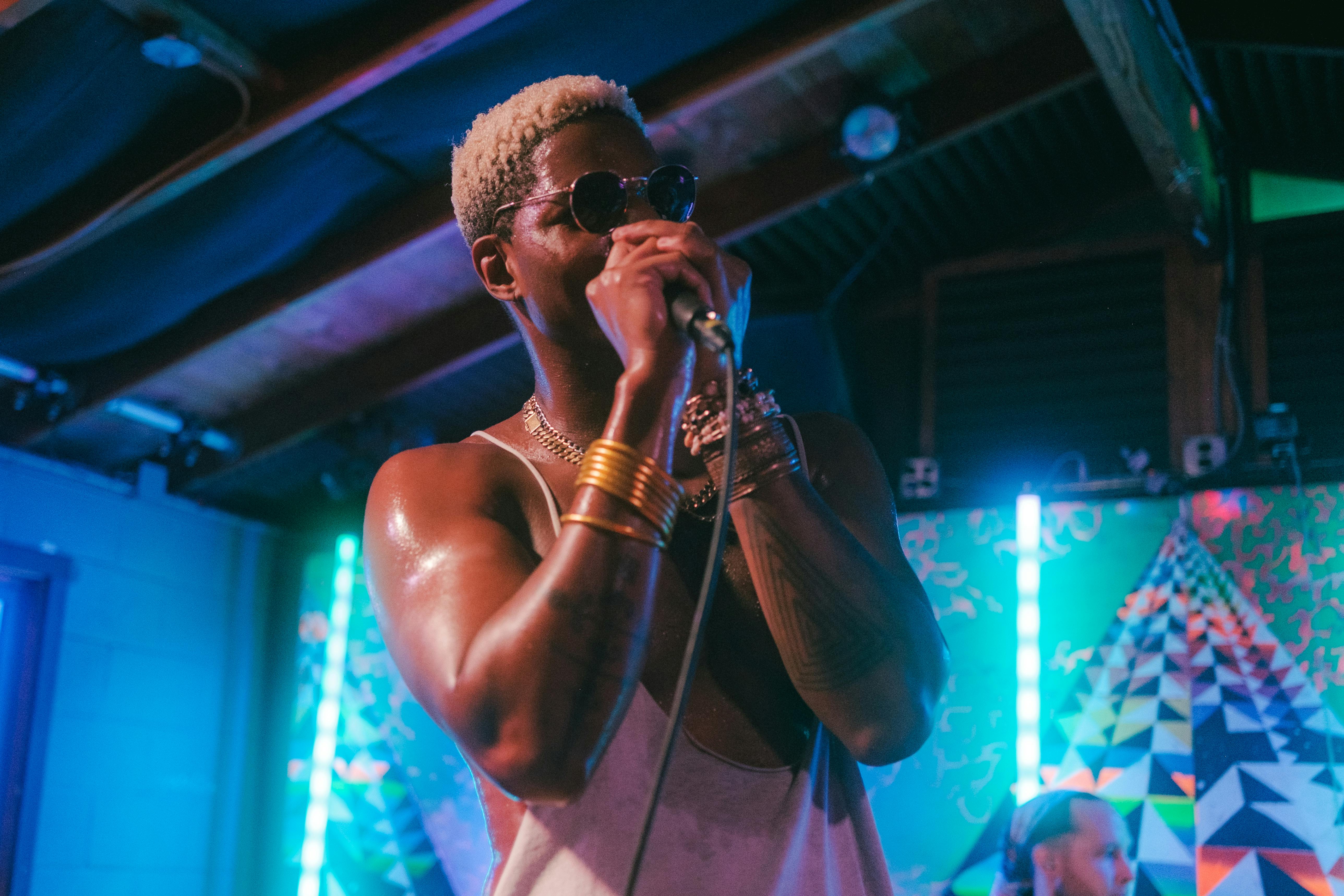 Singer With No Microphone Photos, Download The BEST Free Singer With No ...