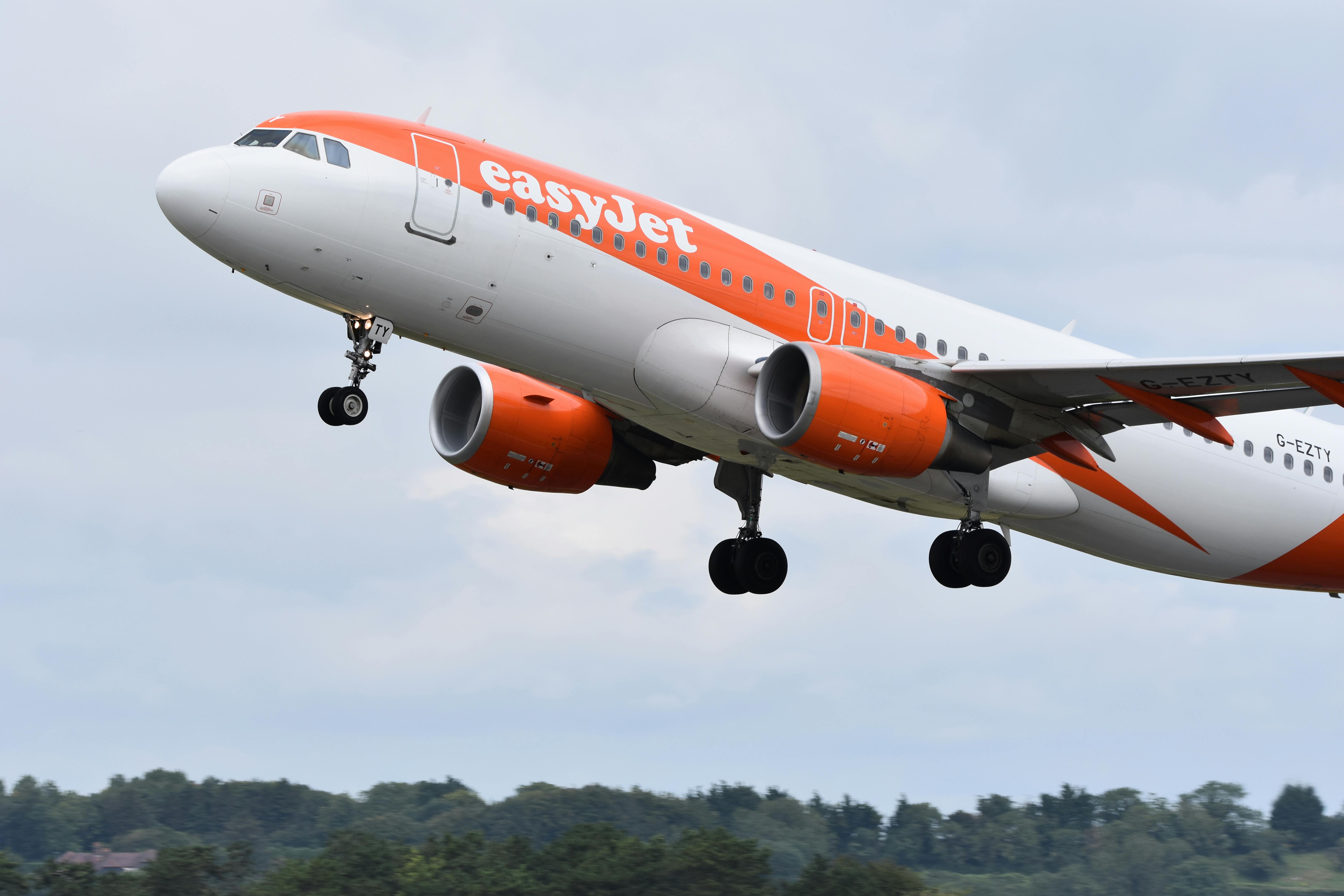 EasyJet Airplane in Takeoff · Free Stock Photo