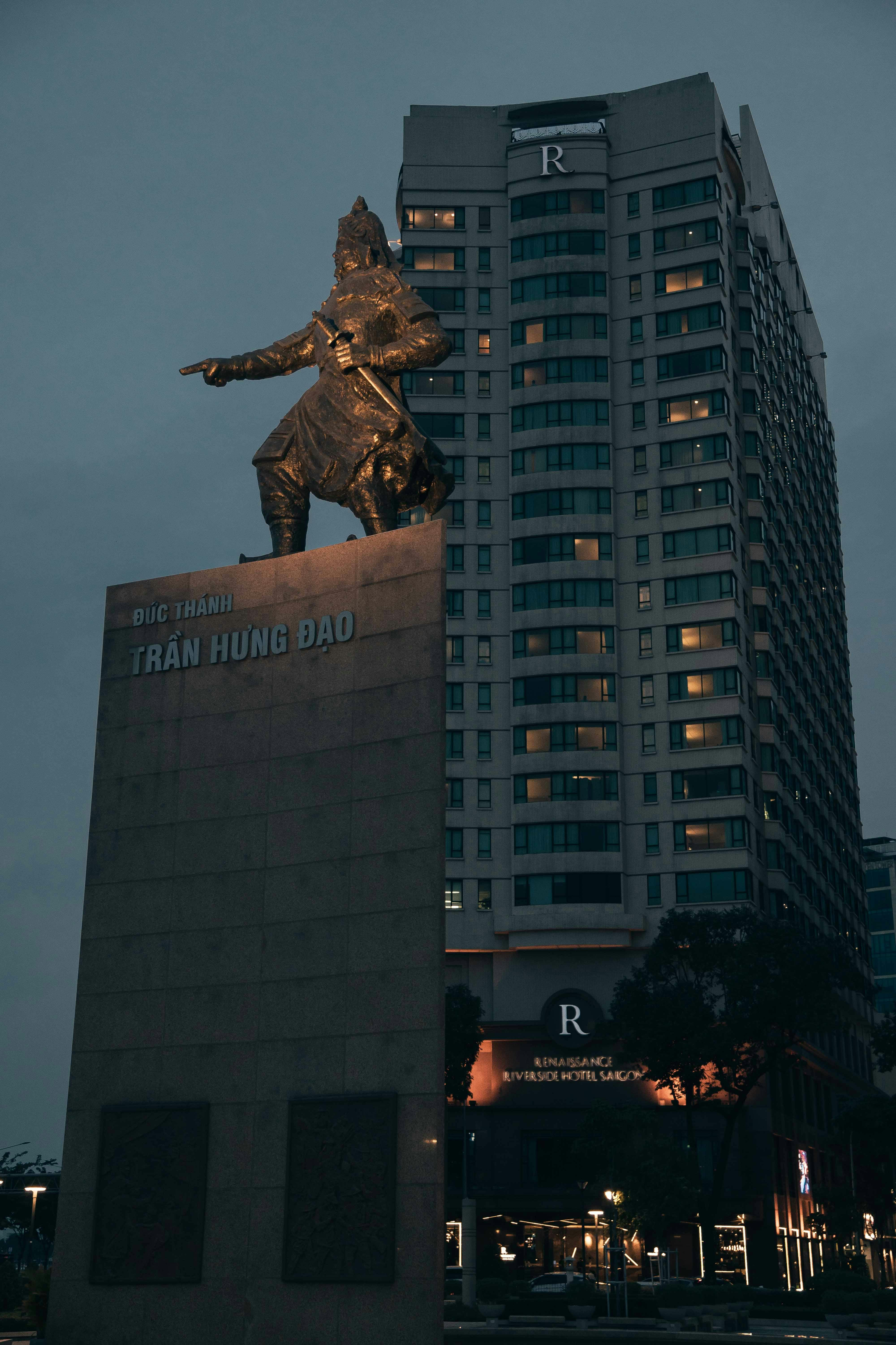 A Statue in a City · Free Stock Photo