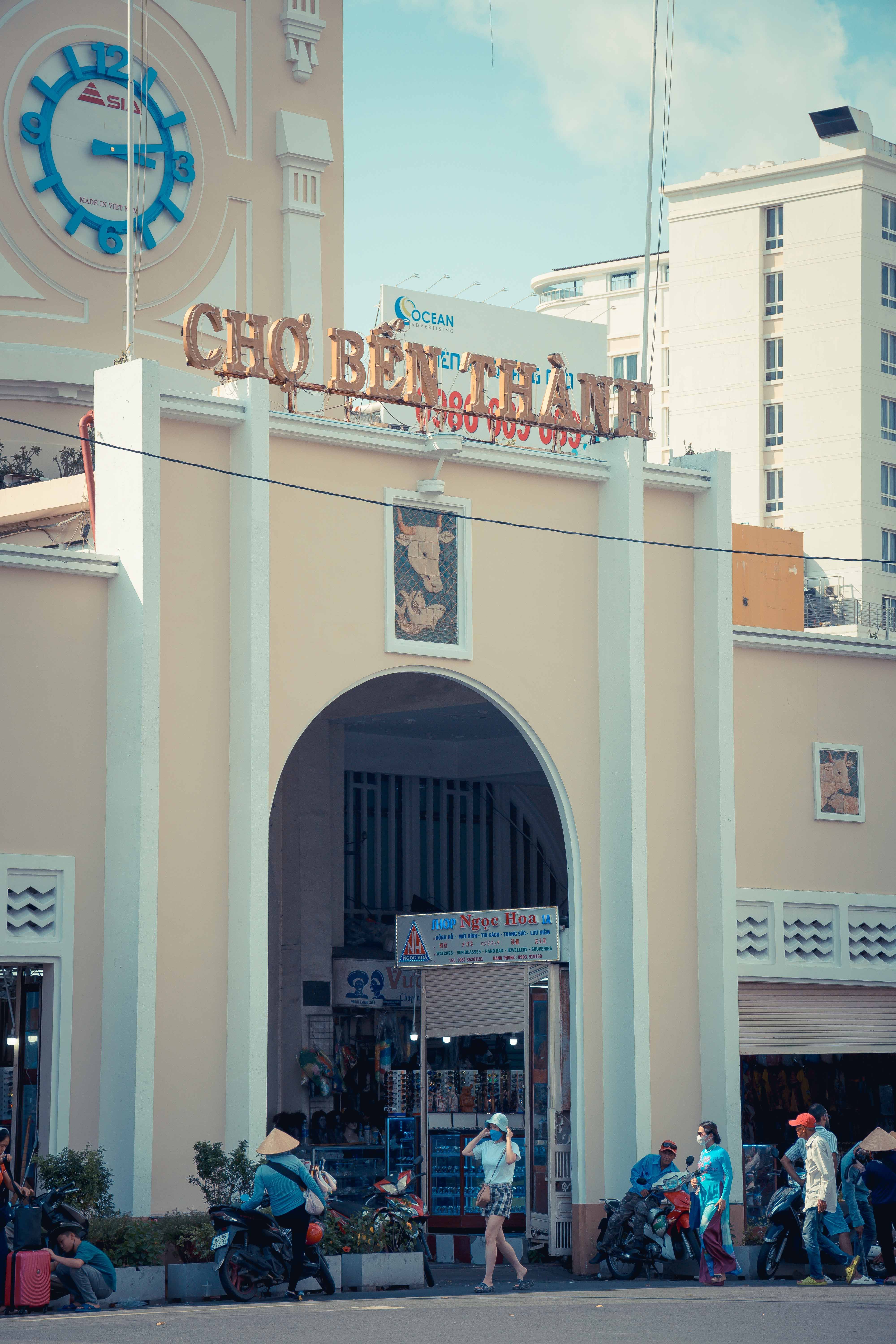 Group Of People In A Hotel Photos, Download The BEST Free Group Of ...
