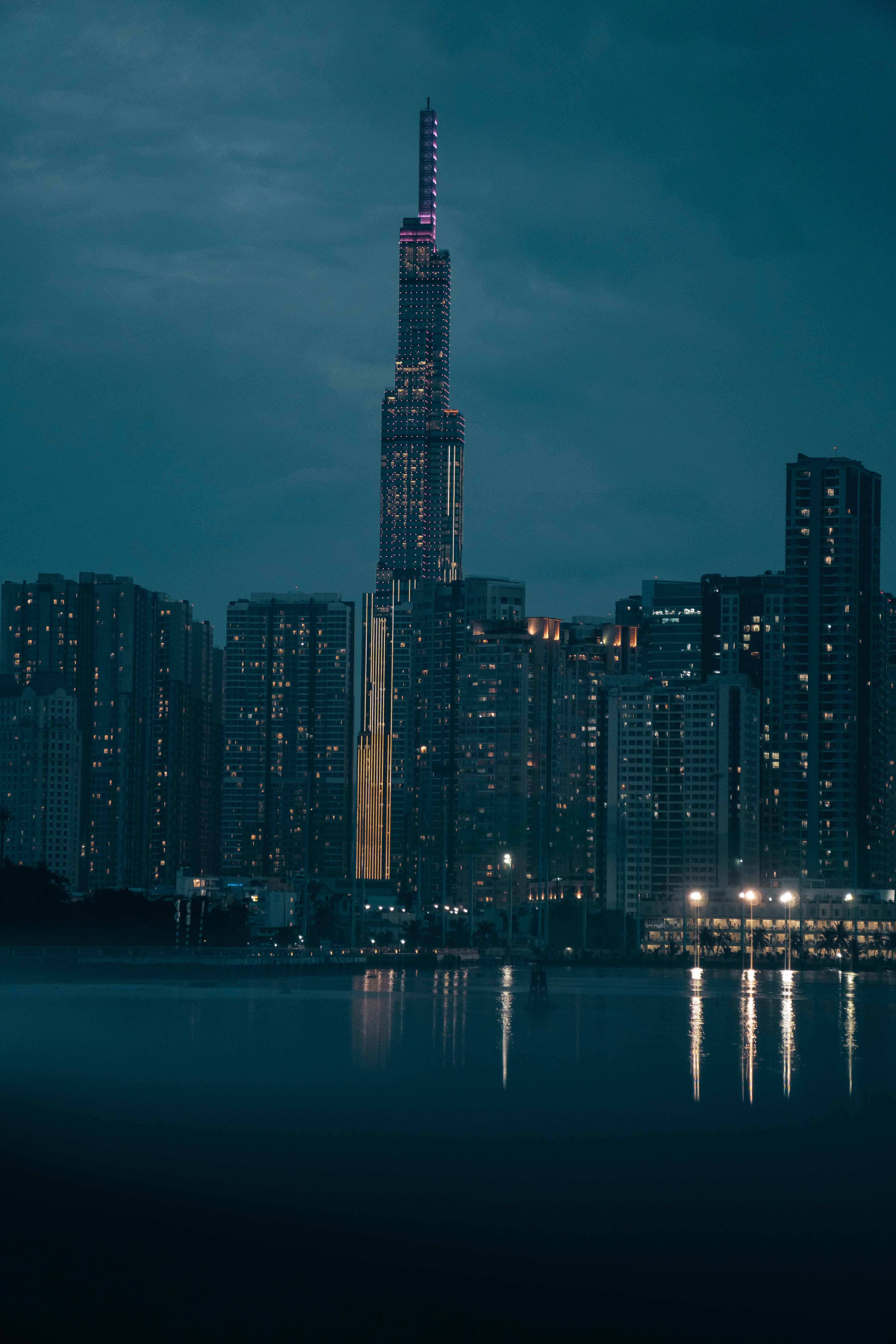 A city skyline with a tall building in the distance · Free Stock Photo
